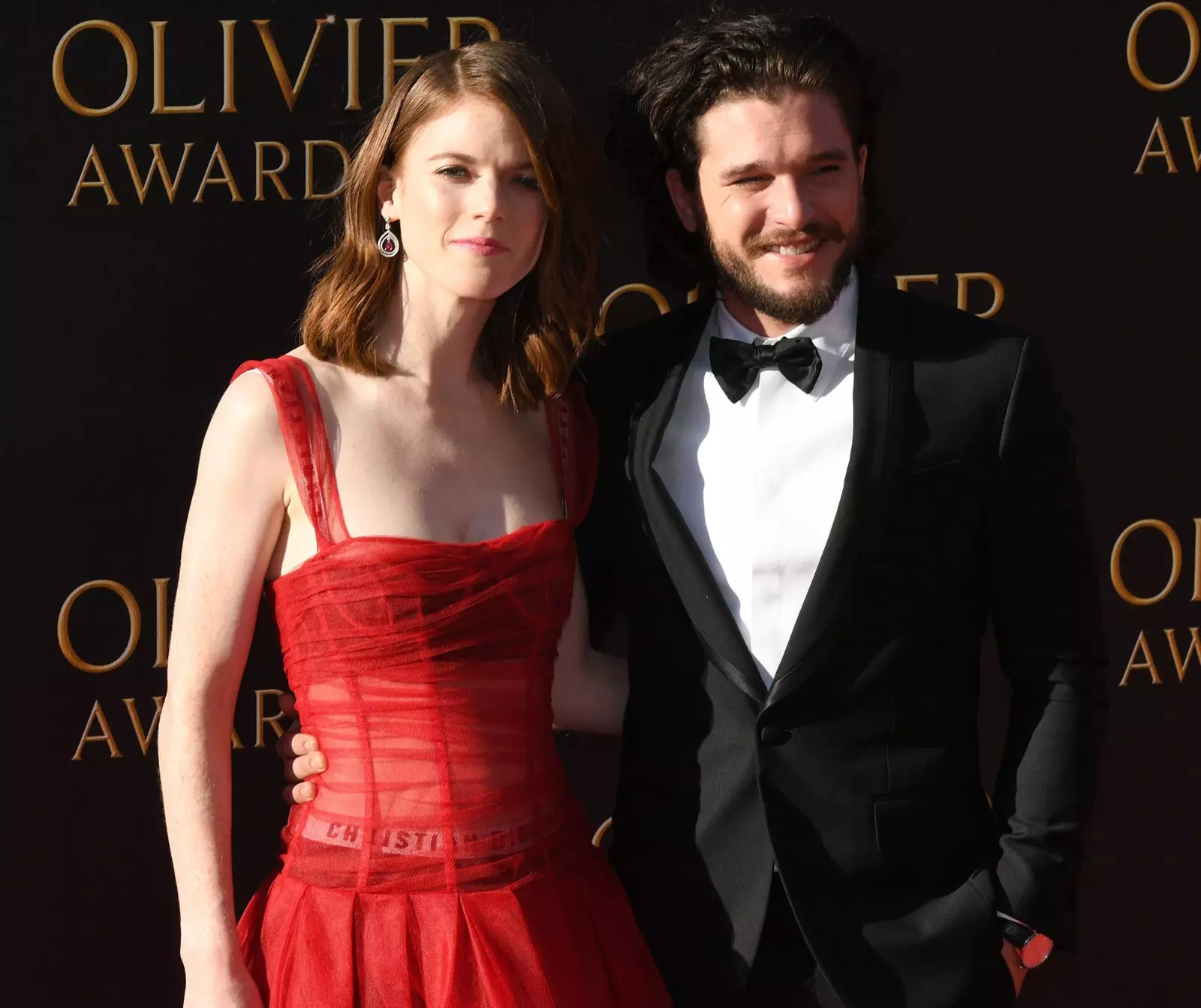 Rose Leslie en Kit Harrington op die rooi tapyt by die 2017 Olivier-toekennings.