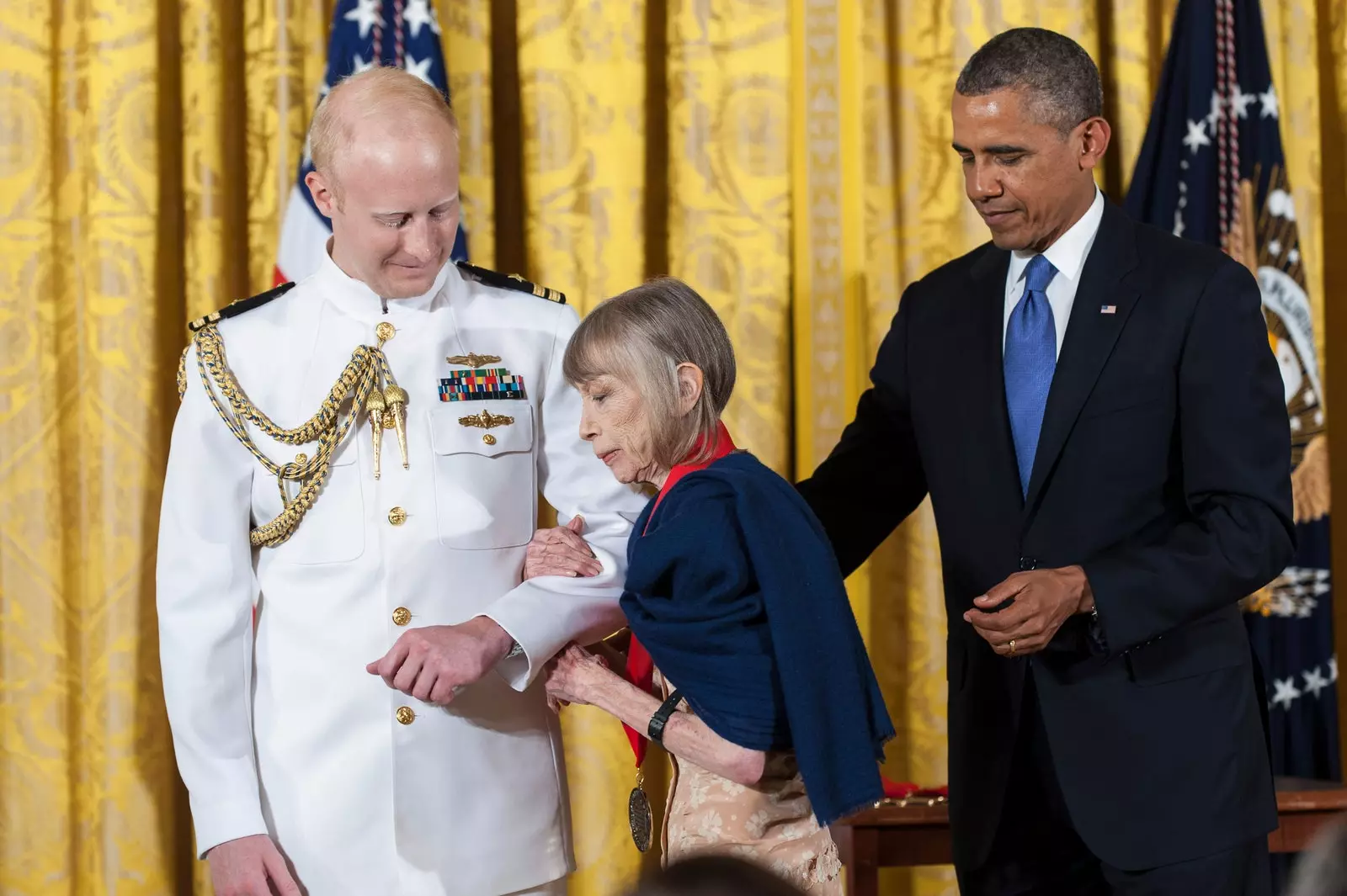 Joan Didion 2012 yilda Prezident Obama tomonidan bezatilganidan keyin.