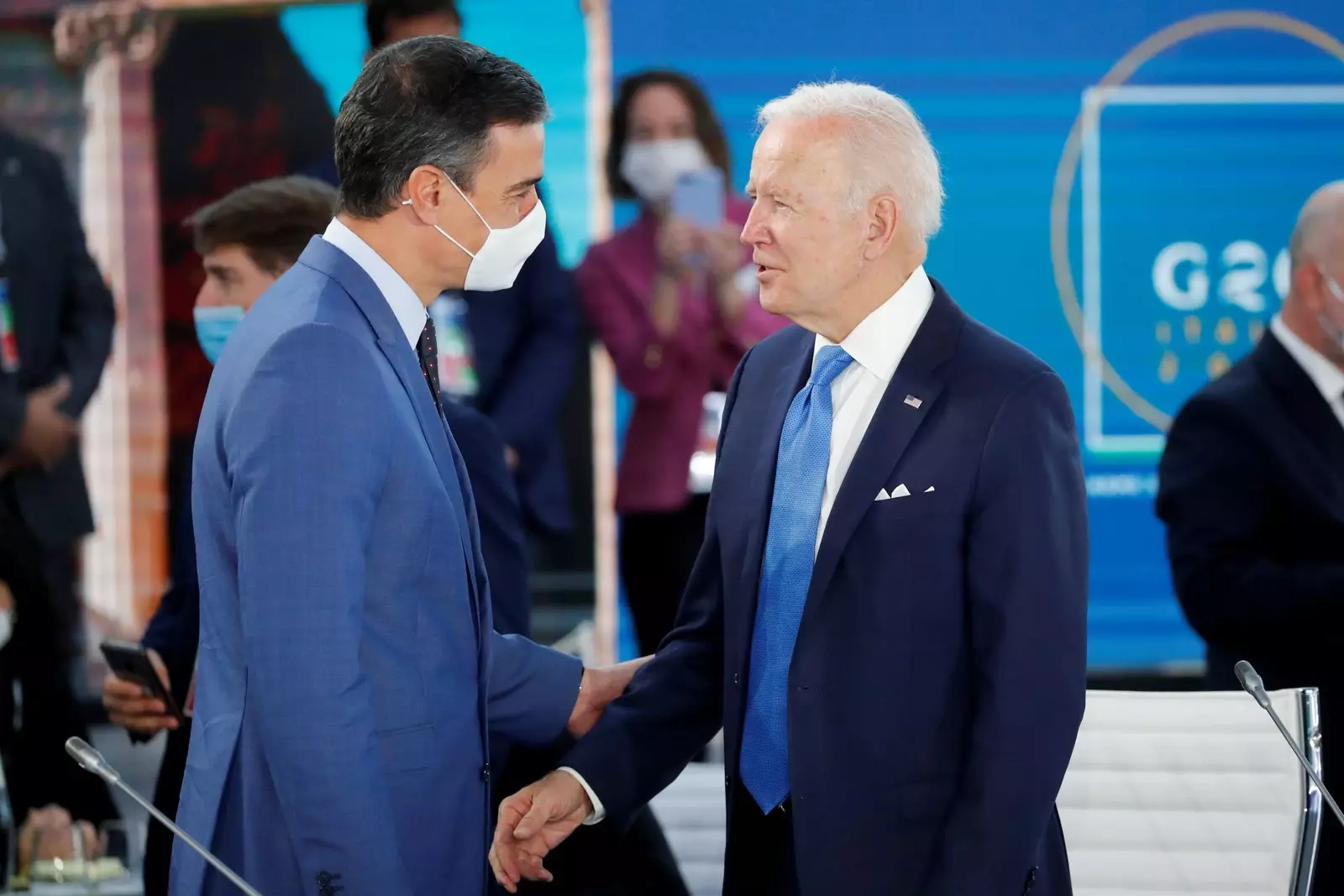 Joe Biden saluta Pedro Sánchez al G20.