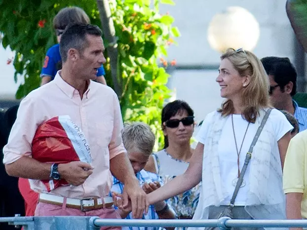 تمشي Infanta Cristina مع Iñaki Urdangarín في شوارع جنيف