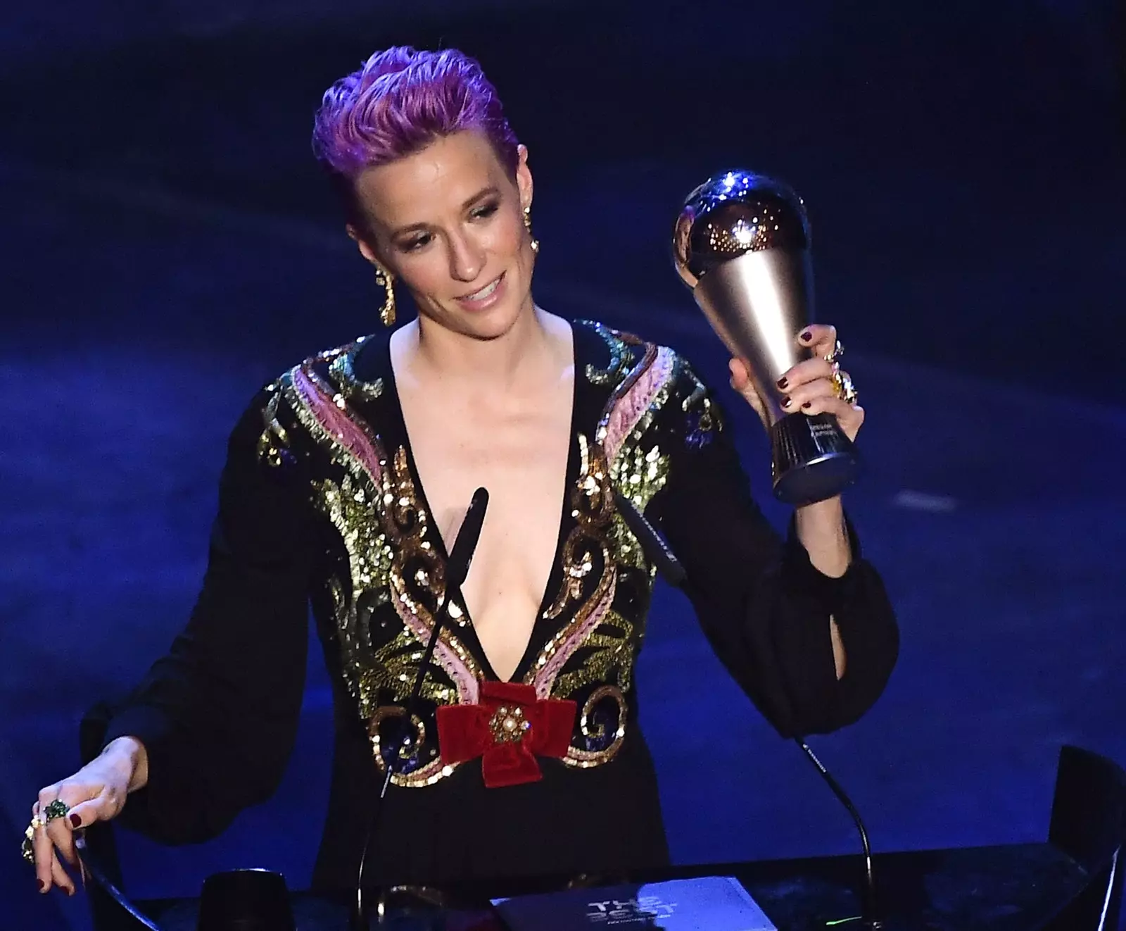 Megan Rapinoe gyda'i Ballon d'Or.