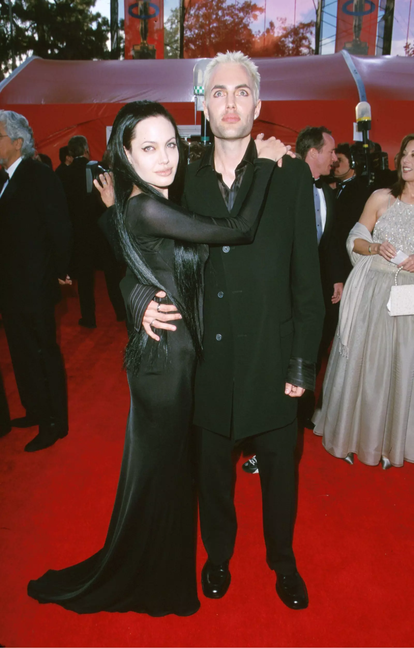 أنجلينا جولي وشقيقها جيمس في حفل توزيع جوائز الأوسكار لعام 2000.