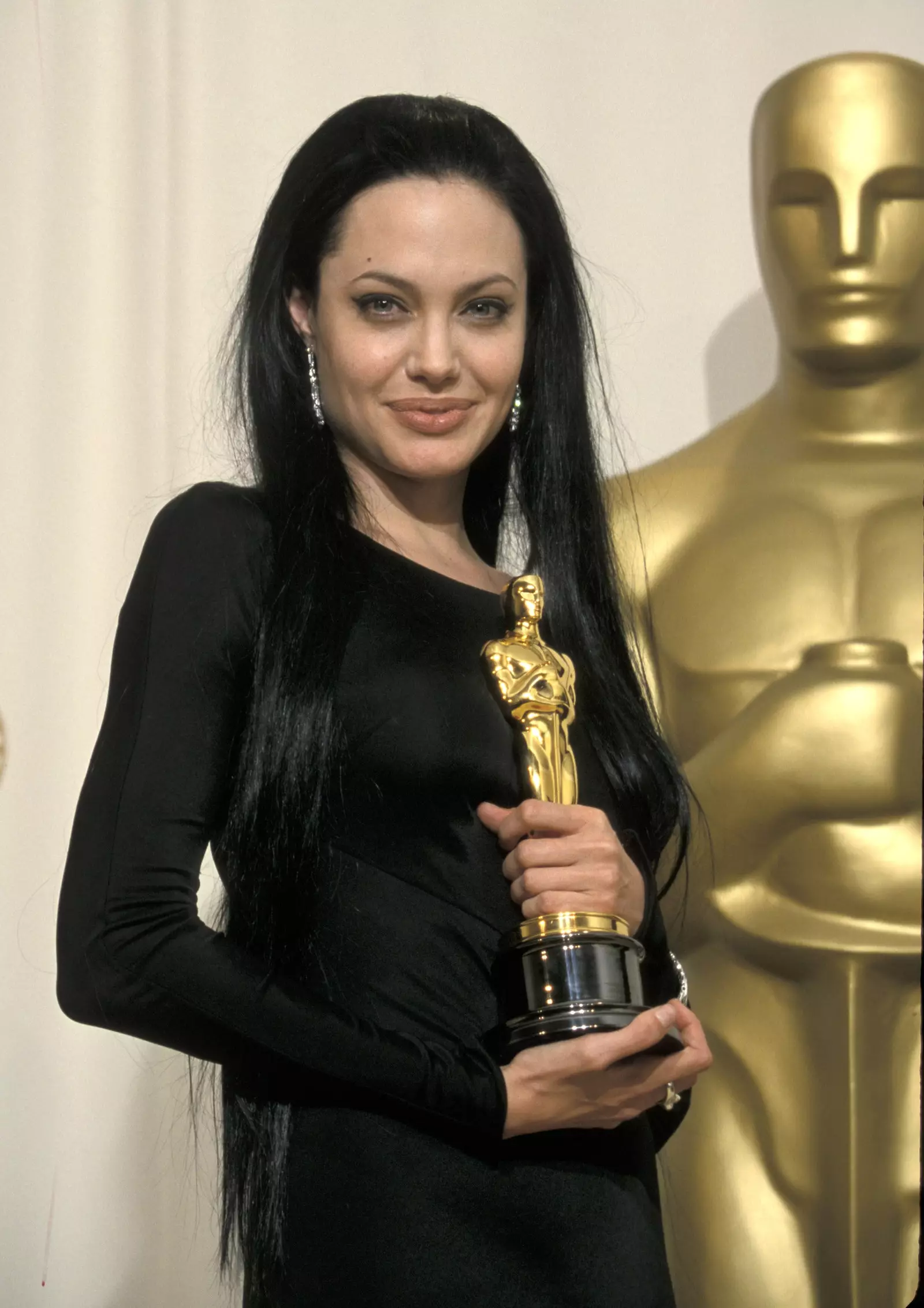Angelina Jolie ជាមួយ Oscar របស់នាងសម្រាប់ 'Girl, Interrupted' ។