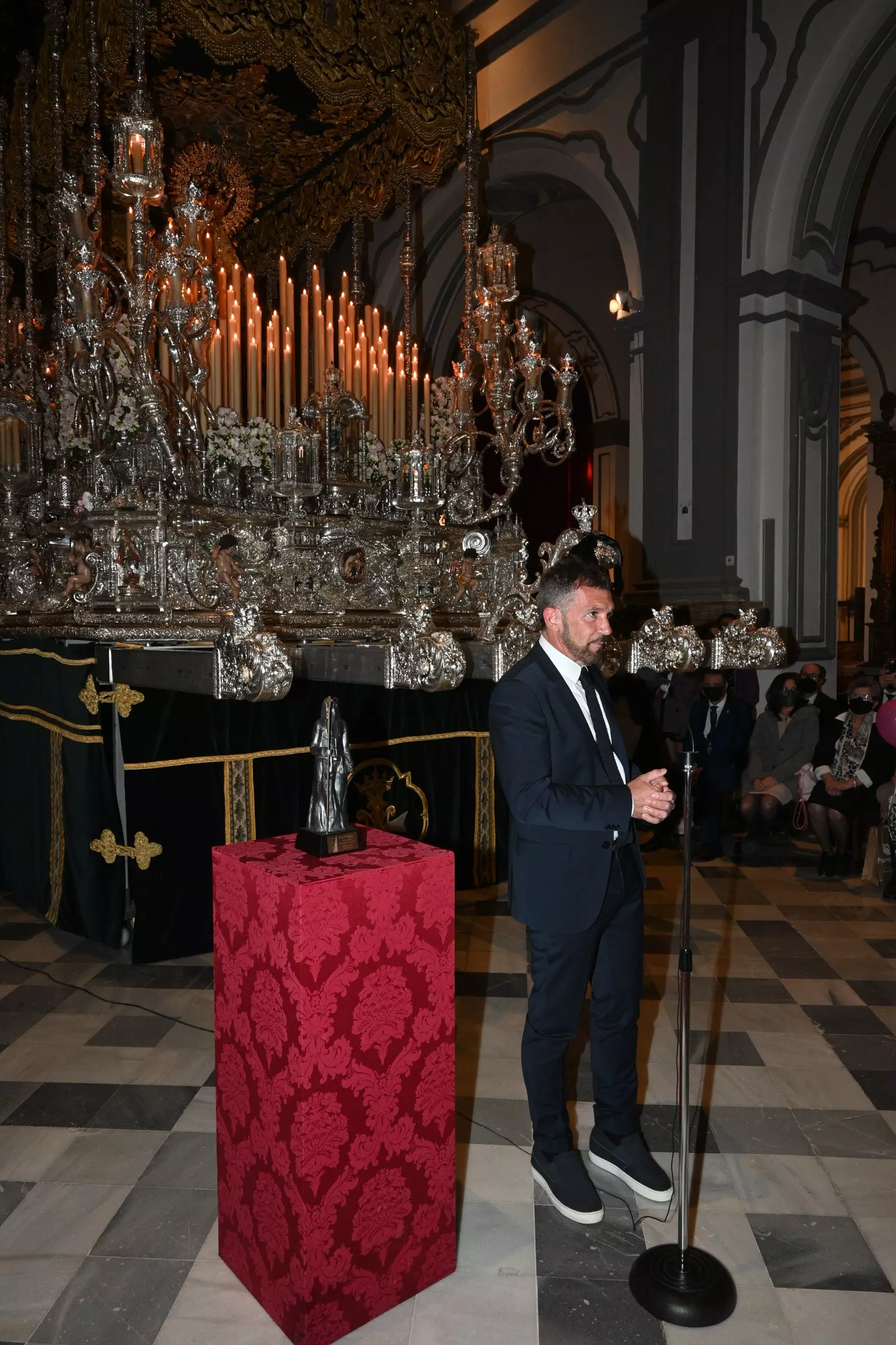 Antonio Banderas i tændingen af stearinlys til Jomfruen af tårer og tjenester.