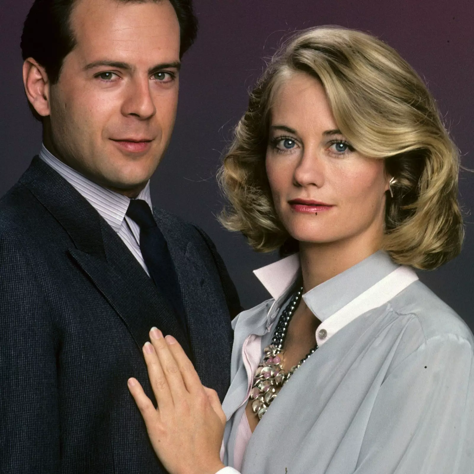 Bruce Willis u Cybill Shepherd fid-dawl tal-qamar.