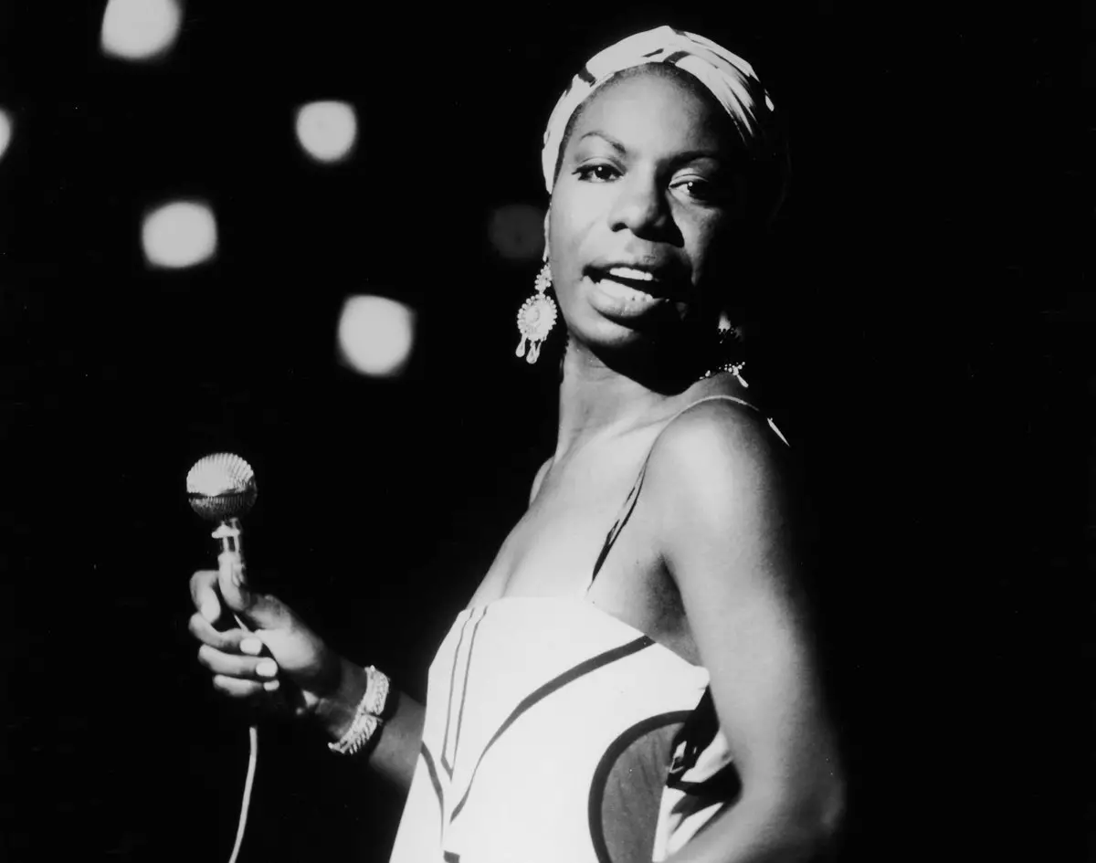 Nina Simone mewn cyngerdd yn 1964.