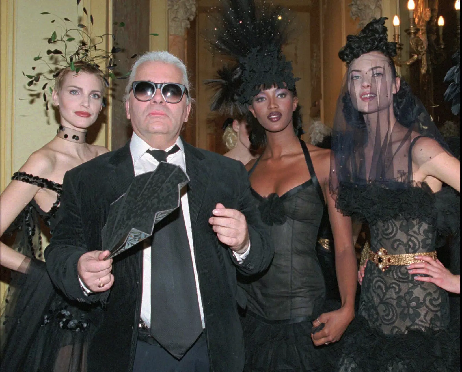 Lagerfeld tamin'ny taona 90 dia leo tamin'ny akanjon-dehilahy.