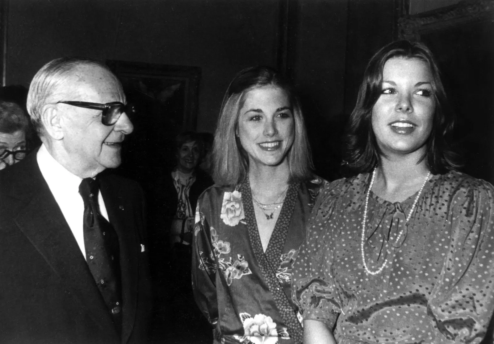 آرمنڈ ہیمر 1977 میں موناکو کی ڈیان سیگر اور کیرولین کے ساتھ
