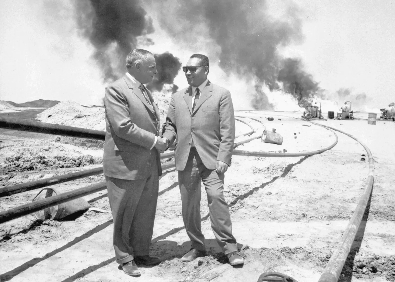 أرماند هامر مع وزير النفط الليبي في منشآت أول بئر له في الزويتينة ليبيا عام 1968.