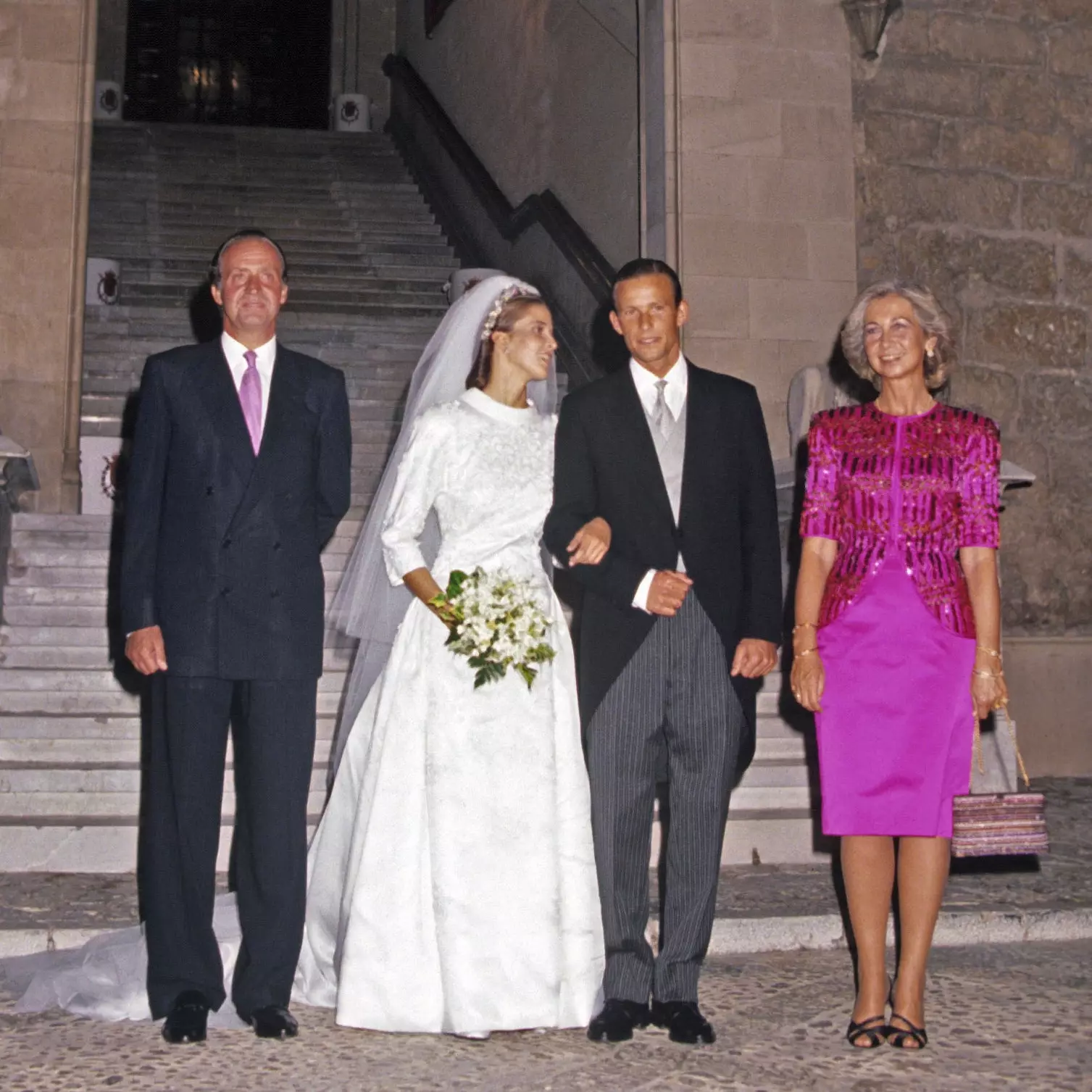 Don Juan Carlos och Doña Sofía följer med Kyril från Bulgarien och Rosario Nadal på deras bröllopsdag.
