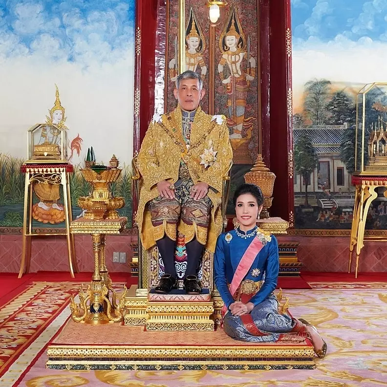 พระบาทสมเด็จพระปรมินทรมหาภูมิพลอดุลยเดช บรมนาถบพิตร และ สินีนาฏ วงศ์วชิรภักดี