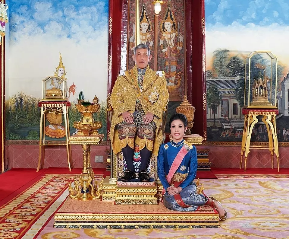 Koning Maha van Thailand en Sineenat Wongvajirapakdi.