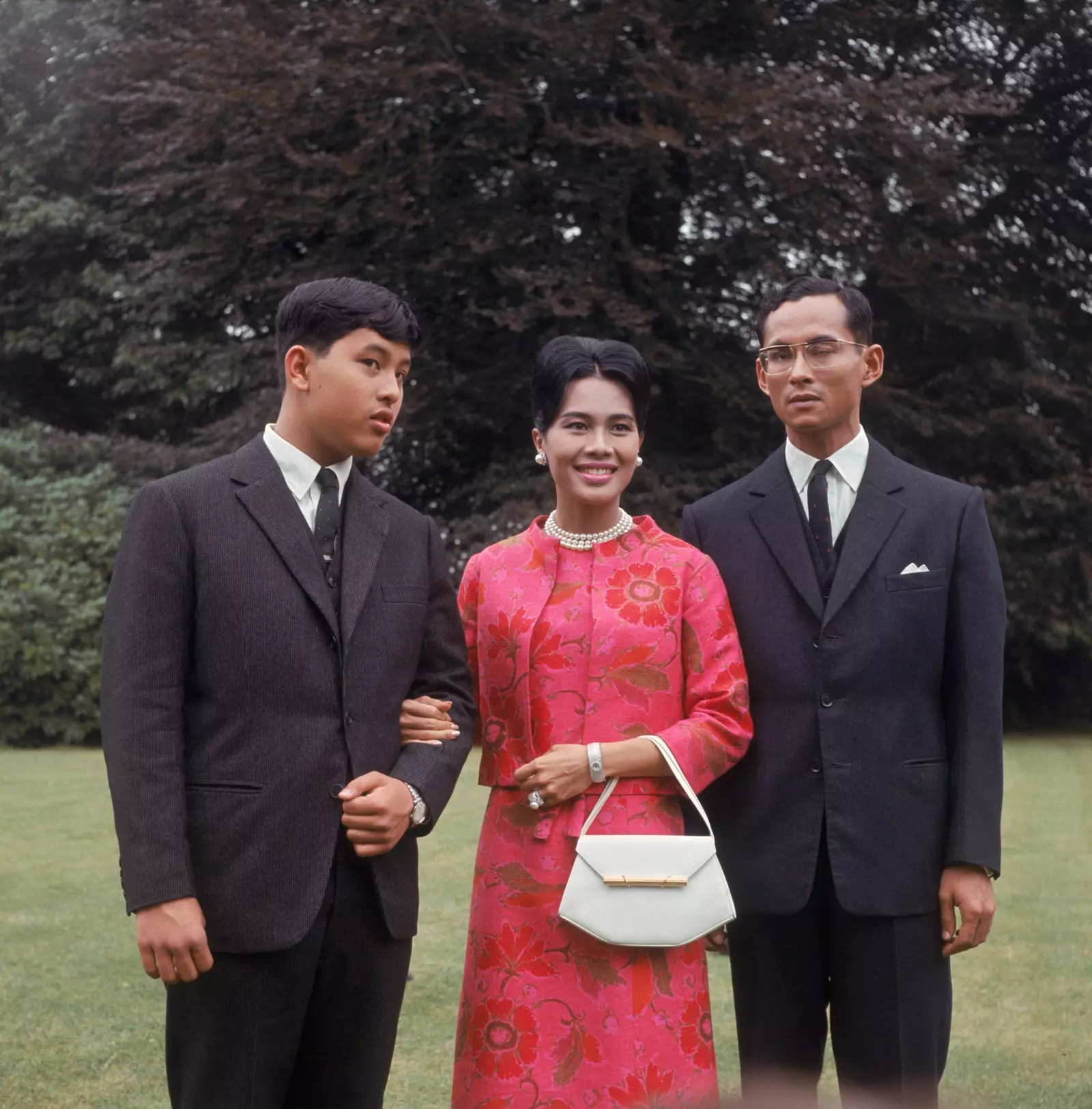 Raja Surikit dan Bhumibol bersama putra mereka Maha Vajiralongkorn di kediaman pribadi mereka di Sunninghill Berkshire Juli...