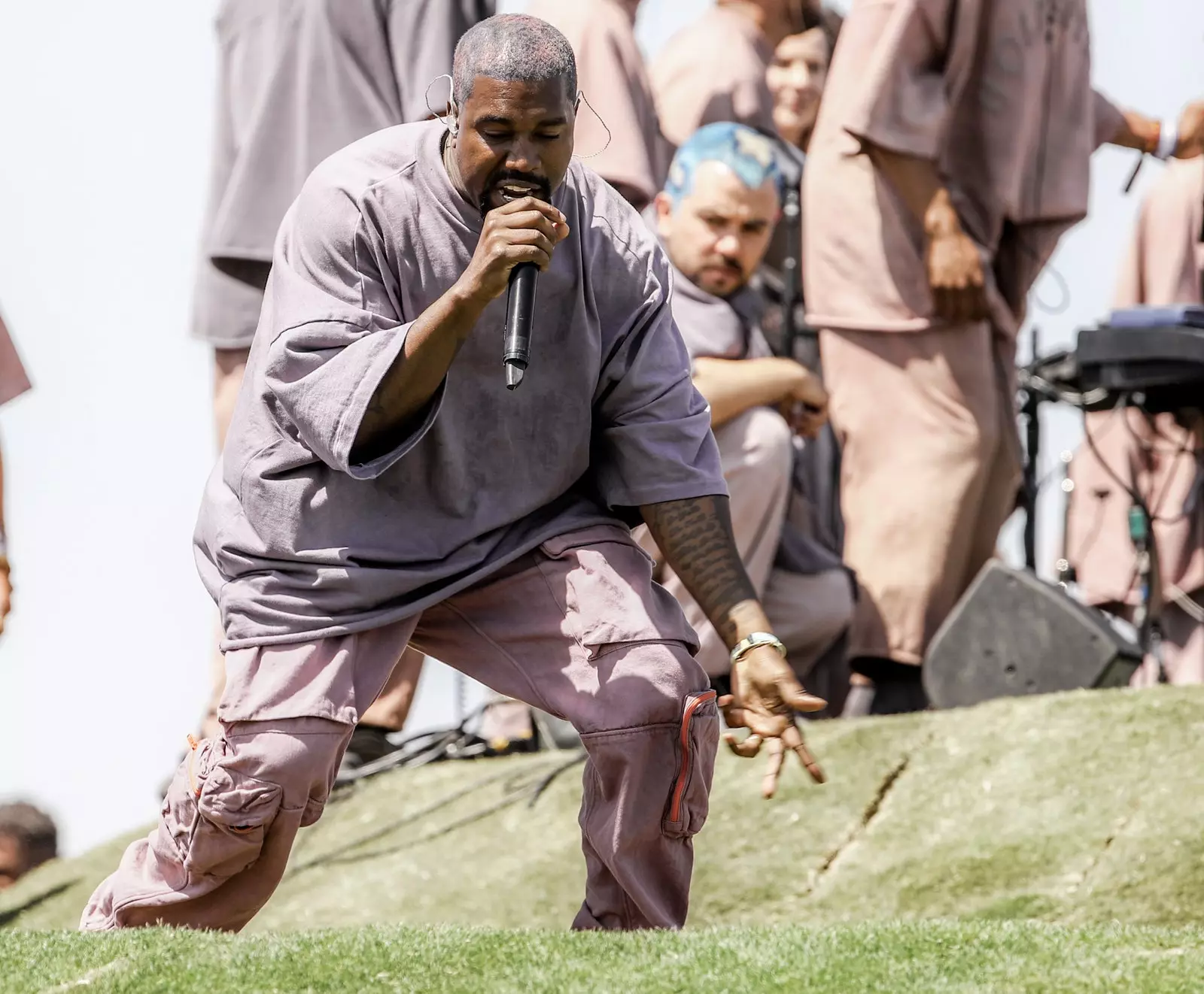 Kanye West nan Carpool Karaoke koral masiv sou yon avyon