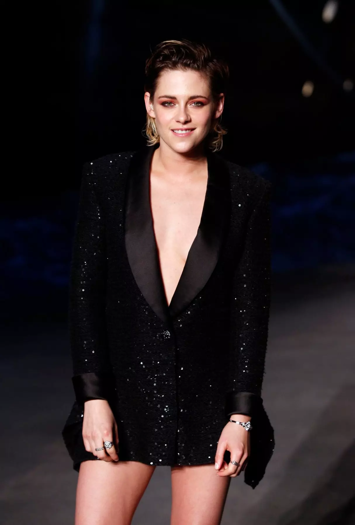 Kristen Stewart Margot Robbie thiab Hadid cov viv ncaus koom nrog Chanel hauv Paris