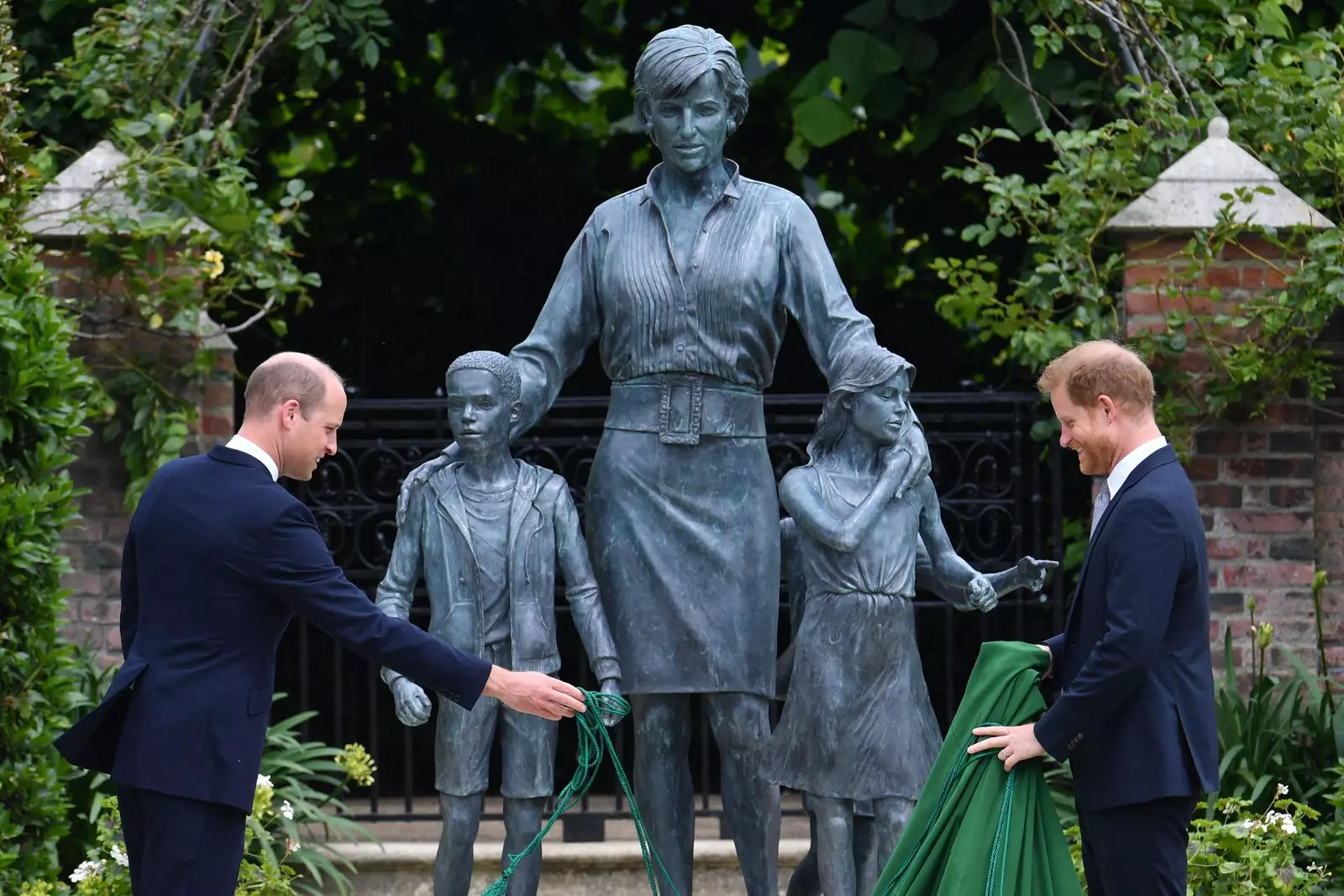 Harry William yn dadorchuddio cerflun Diana