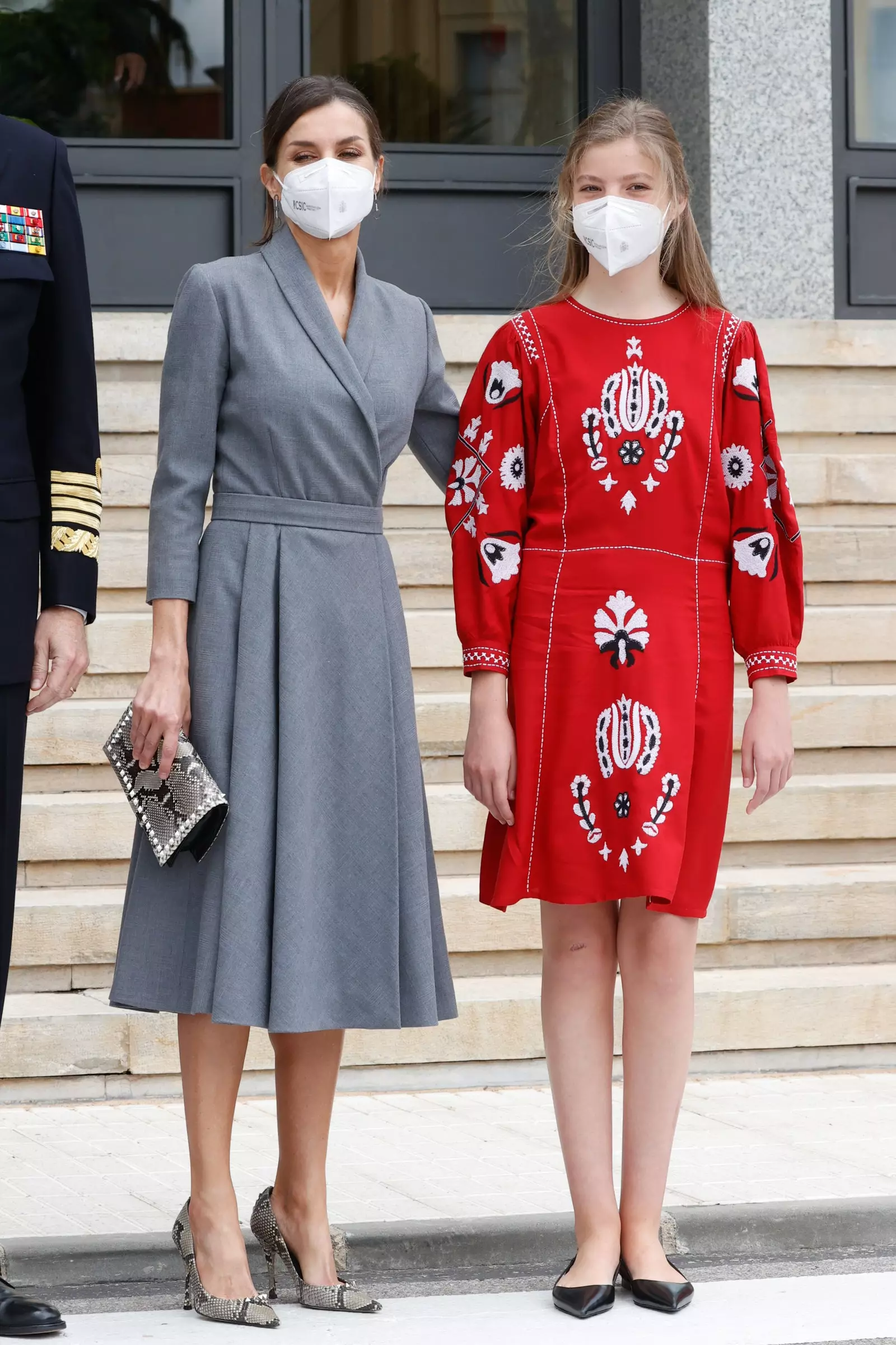 Sofía brilla con un abito Sfera e Leonor 'eredita' un cappotto da Letizia i 'look' della visita a Cartagena