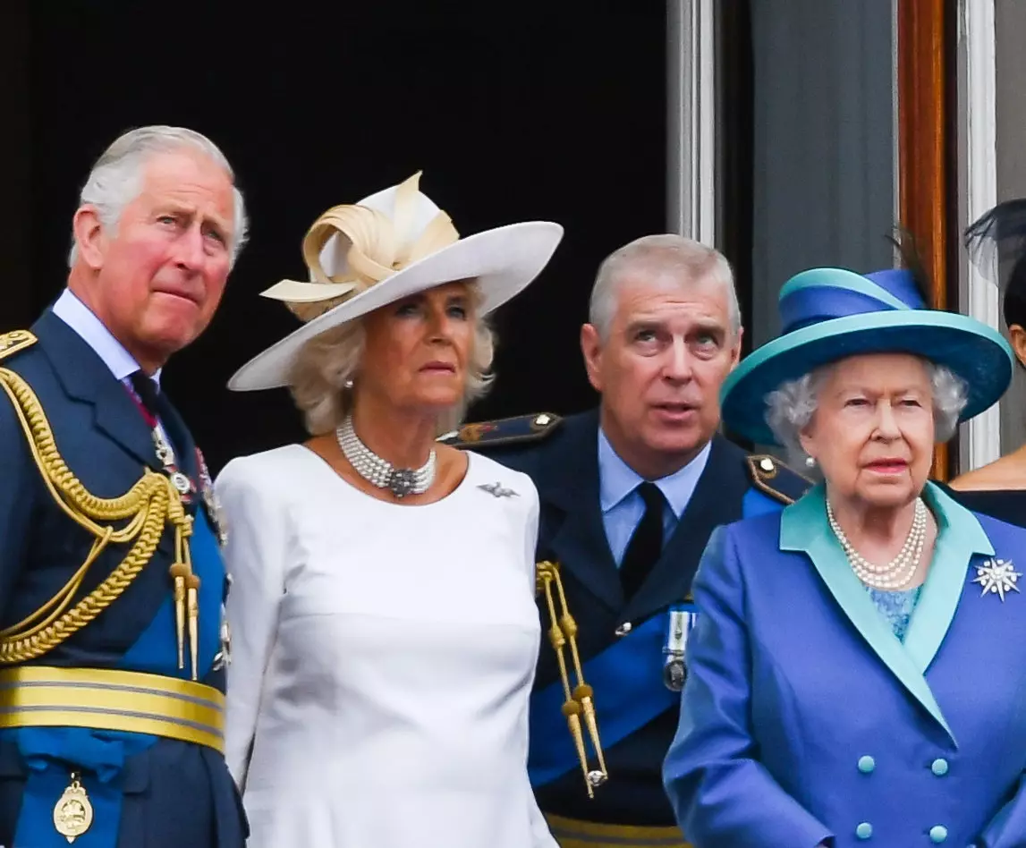 משפחת המלוכה הבריטית בארמון בקינגהאם.