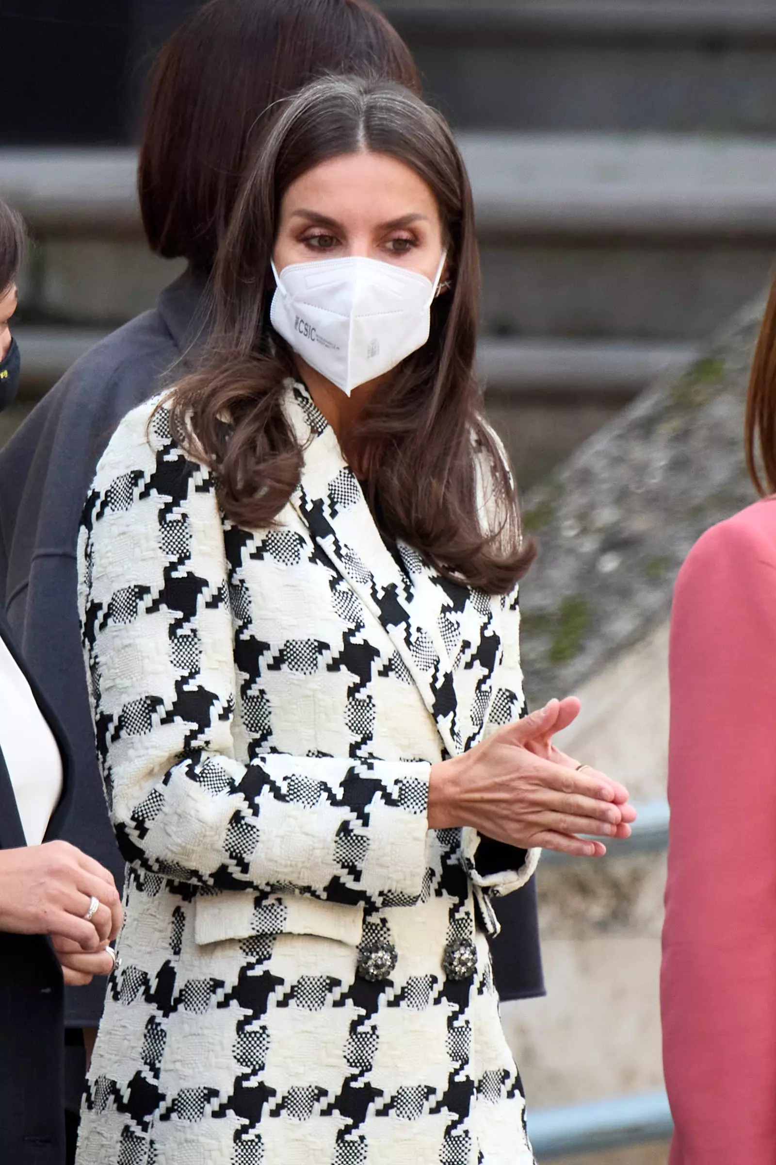 Königin Letizia trägt eine karierte Jacke von Bimba y Lola und leitet die Abschlusszeremonie des Internationalen Seminars für Sprache und...