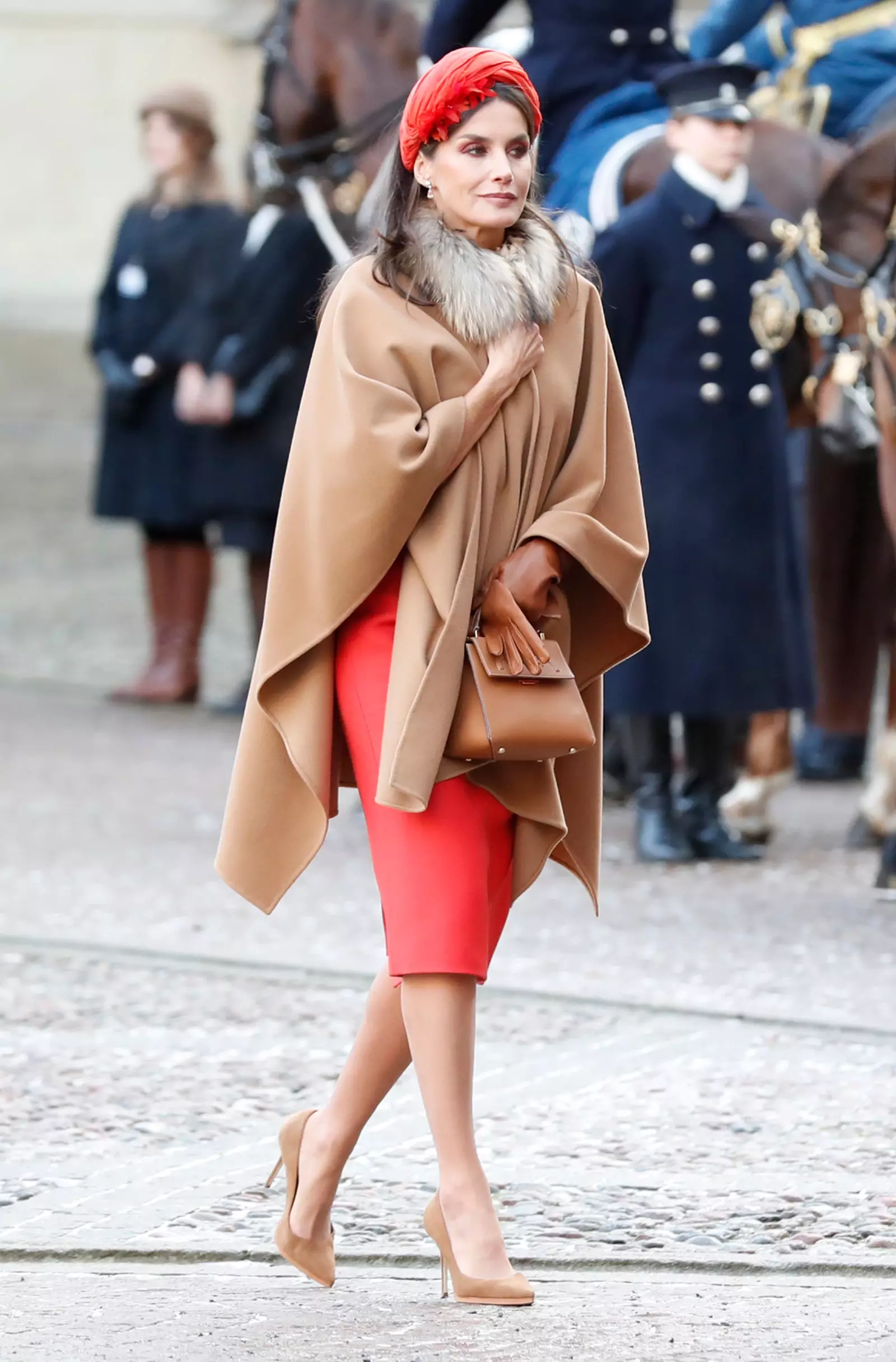 Die Königin mit Cherubina-Turban und Carolina Herrera-Umhang während ihrer Reise nach Schweden.