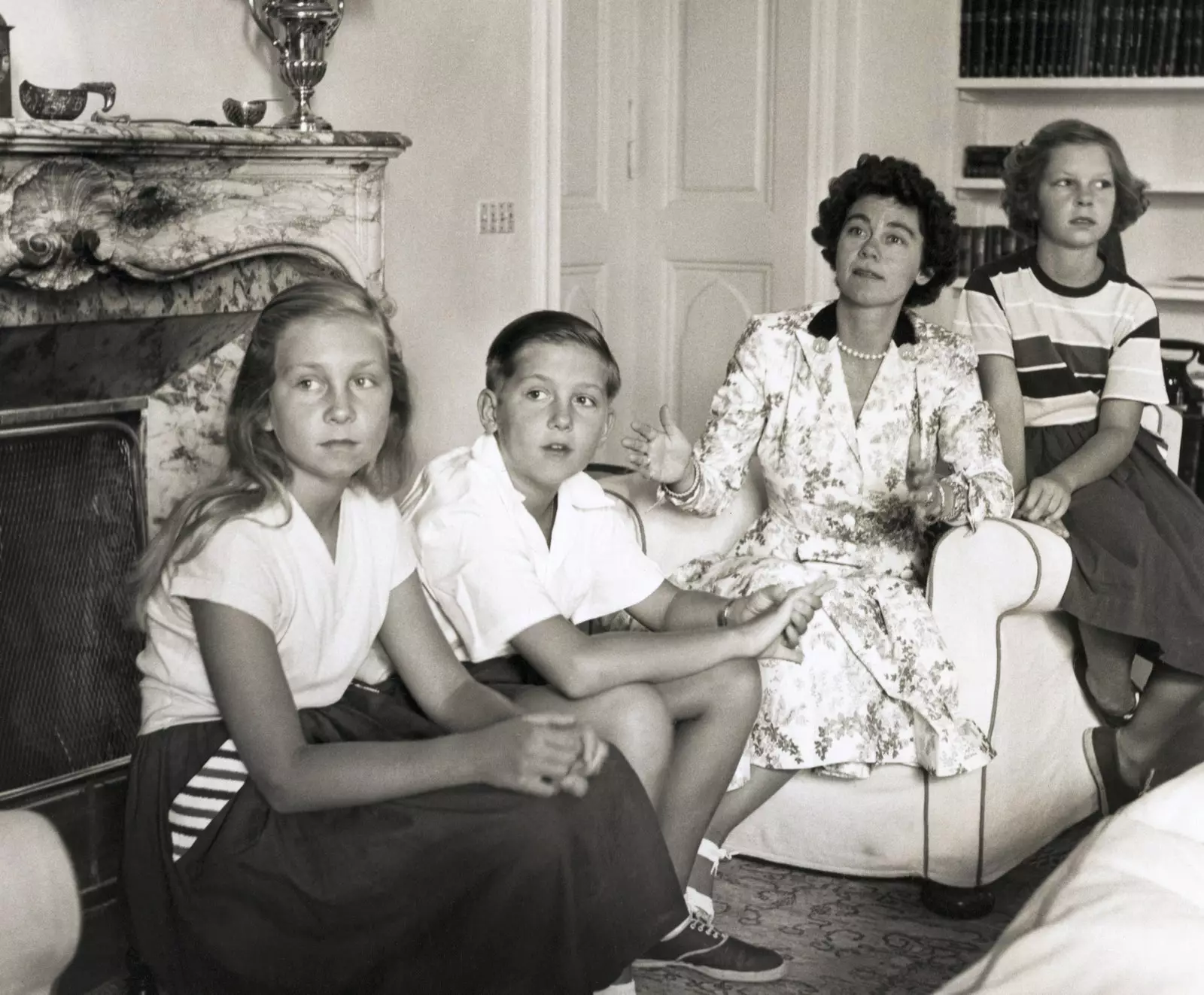 Rainha Sofia com sua mãe Federica da Grécia e seus irmãos Irene e Constantino em 1954