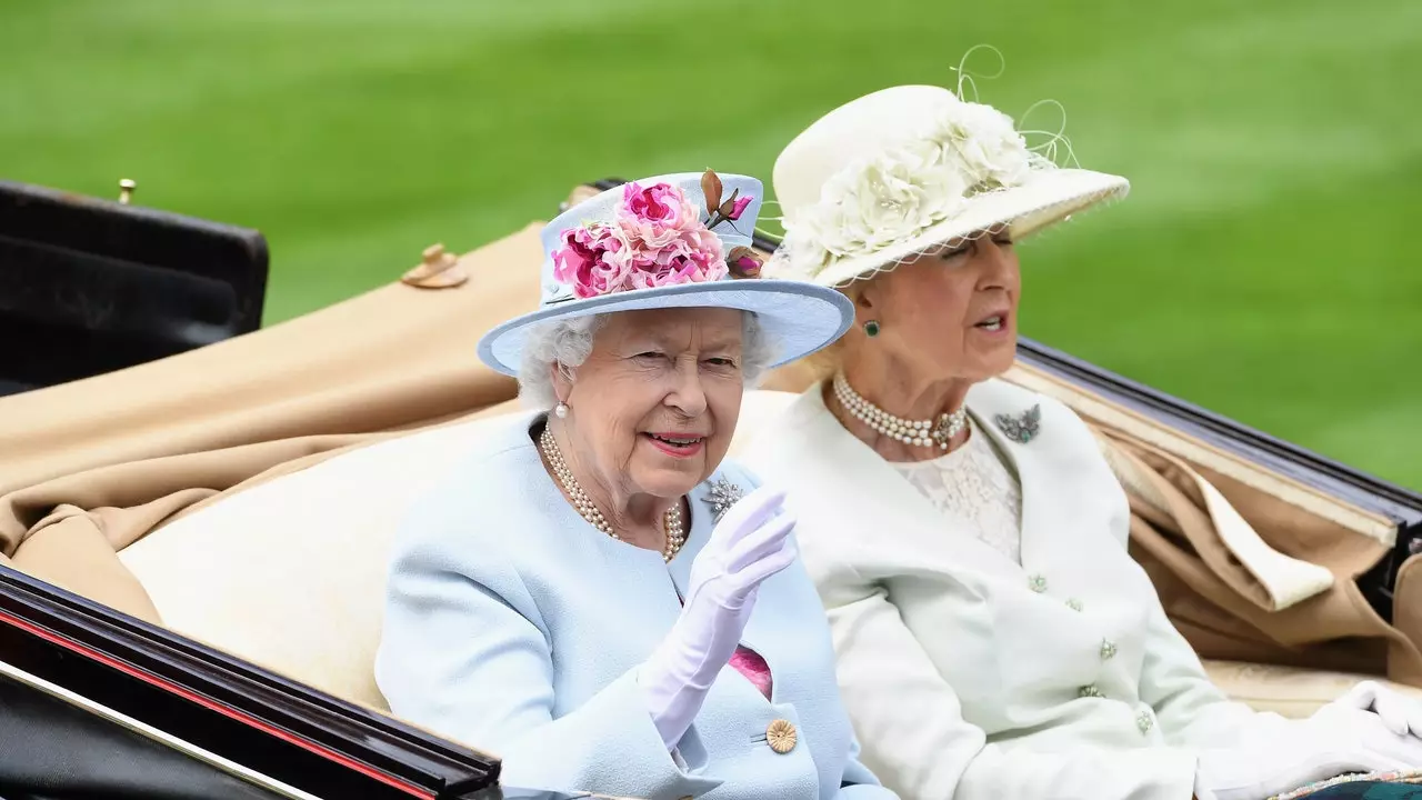 Elizabeth II kê 'dora xwe' dike? Dora hundurê padîşah di 96 saliya xwe de
