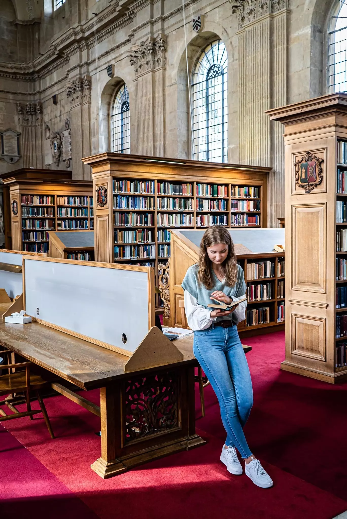 Elisabeth fra Belgien ankommer til Oxford for at fotografere for at fejre sin første dag på universitetet