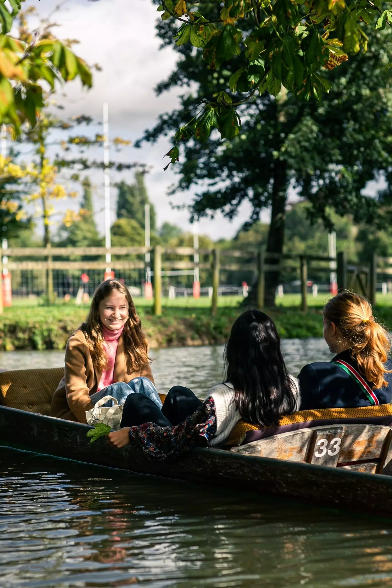 Belgiýaly Elisabet uniwersitetiň ilkinji gününi bellemek üçin surata düşmek üçin Oksforda gelýär