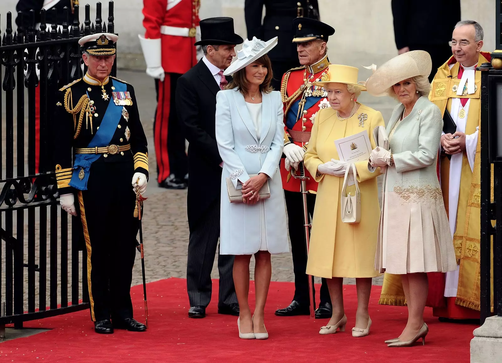 Caroline Middleton ម្ចាស់ក្សត្រី Elizabeth II និង Camilla of Cornwall ក្នុងពិធីមង្គលការរបស់ព្រះអង្គម្ចាស់ William និង Kate Middleton ។