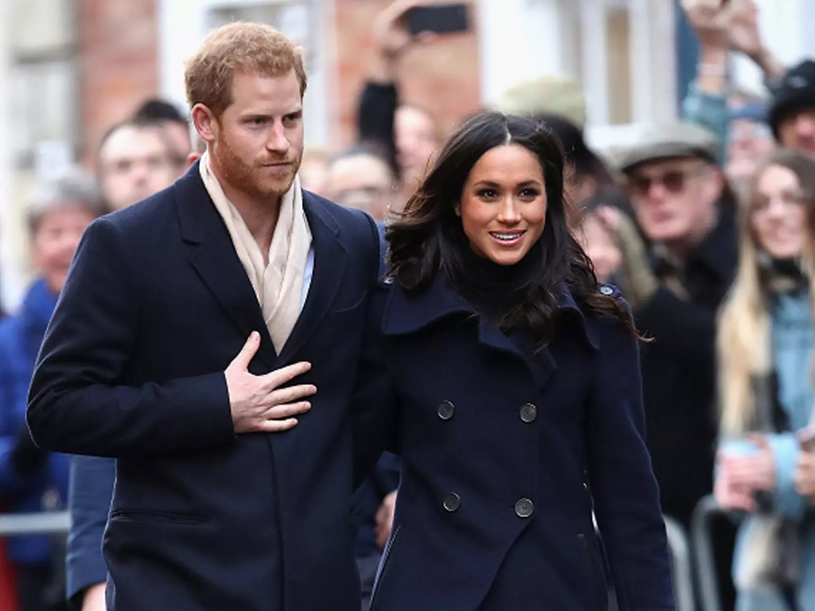 Meghan Markle នៅក្នុងអាវធំពីម៉ាក Mackage របស់ប្រទេសកាណាដា