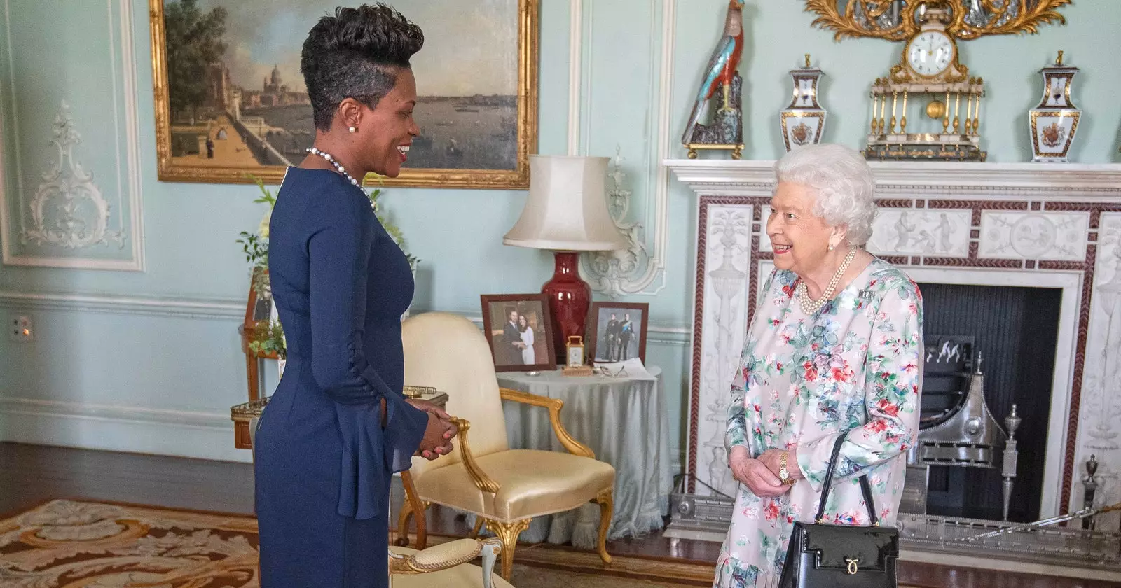 Кралица Елизабет II в Бъкингам с върховния комисар на Гренада Лакиша Грант.