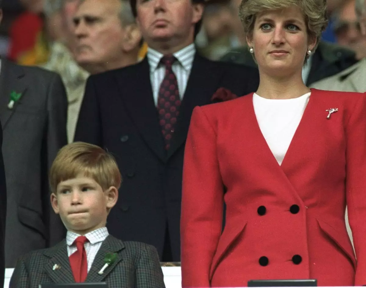 12 oktober 1991 Harry en Diana staan op om tijdens een voetbalwedstrijd naar het volkslied te luisteren.