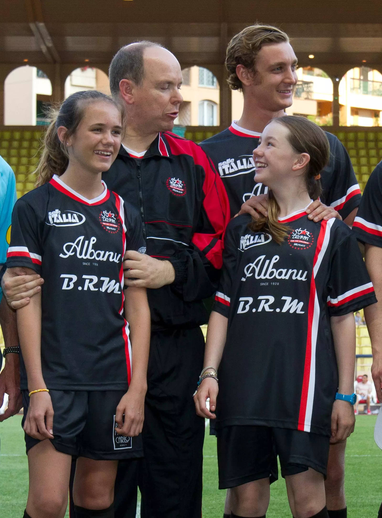 Alexandra avec son oncle Albert II lors d'un événement sportif