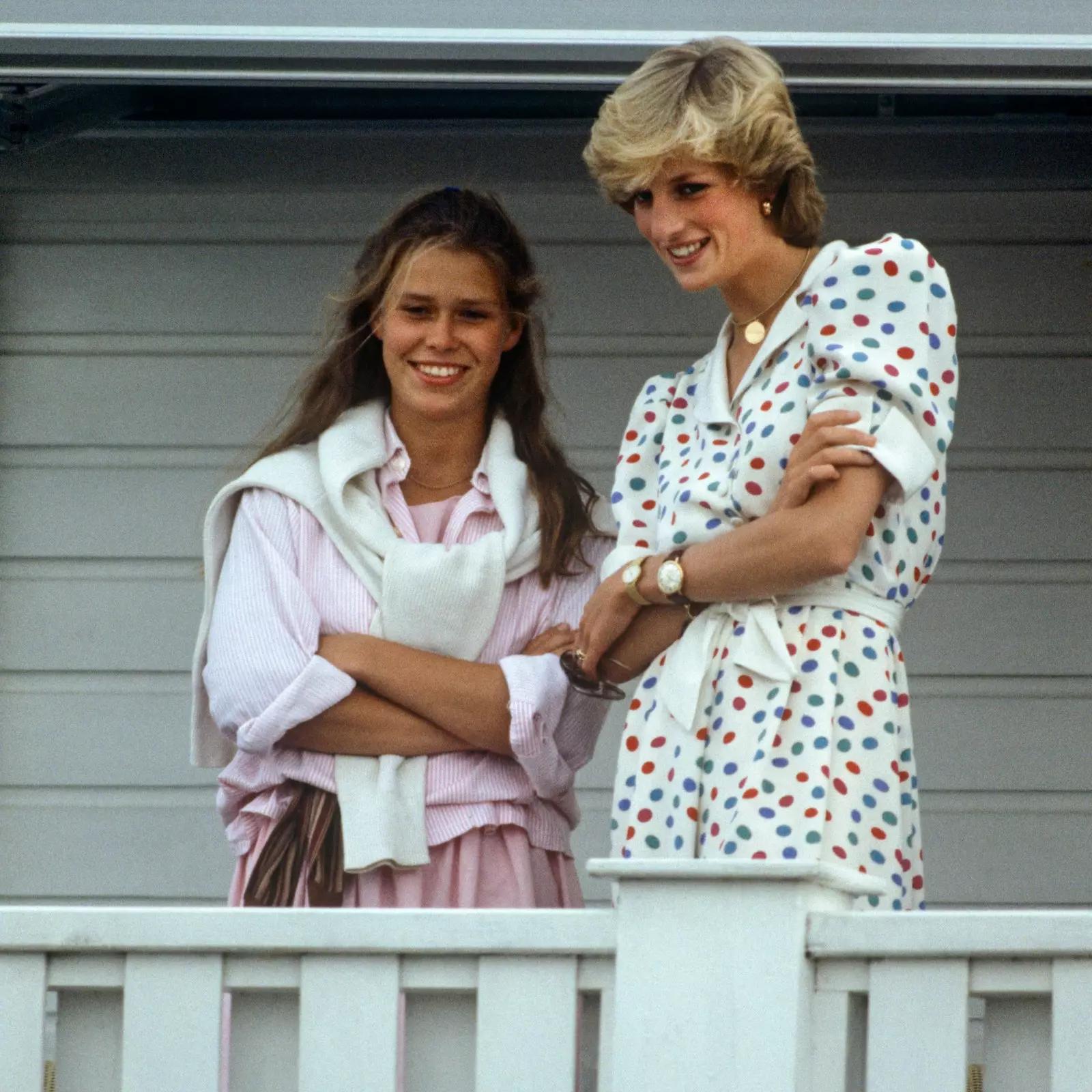 Sarah Chatto na Princess Diana kwenye Klabu ya Polo ya Walinzi huko Windsor mnamo 1983.