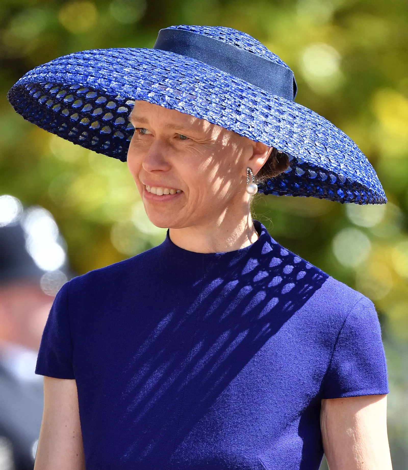 Sarah optou por un sombreiro azul con detalles que deixan pasar a luz que dan dinamismo e diversión ao look.