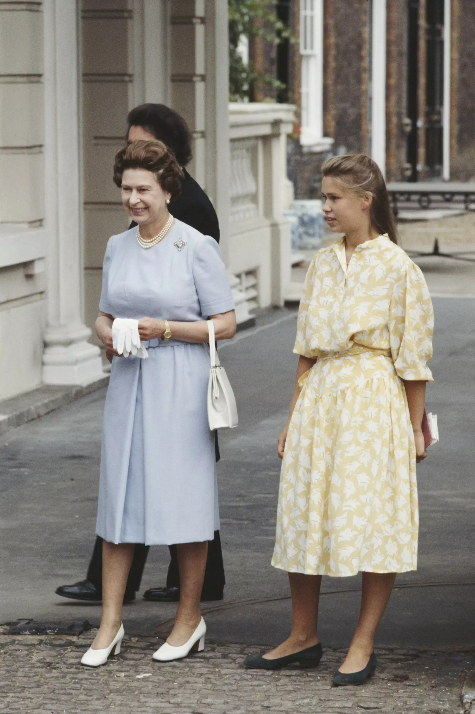 Dronning Elizabeth med Sarah ved dronningemoderens 83-års fødselsdagsfejring i 1983.