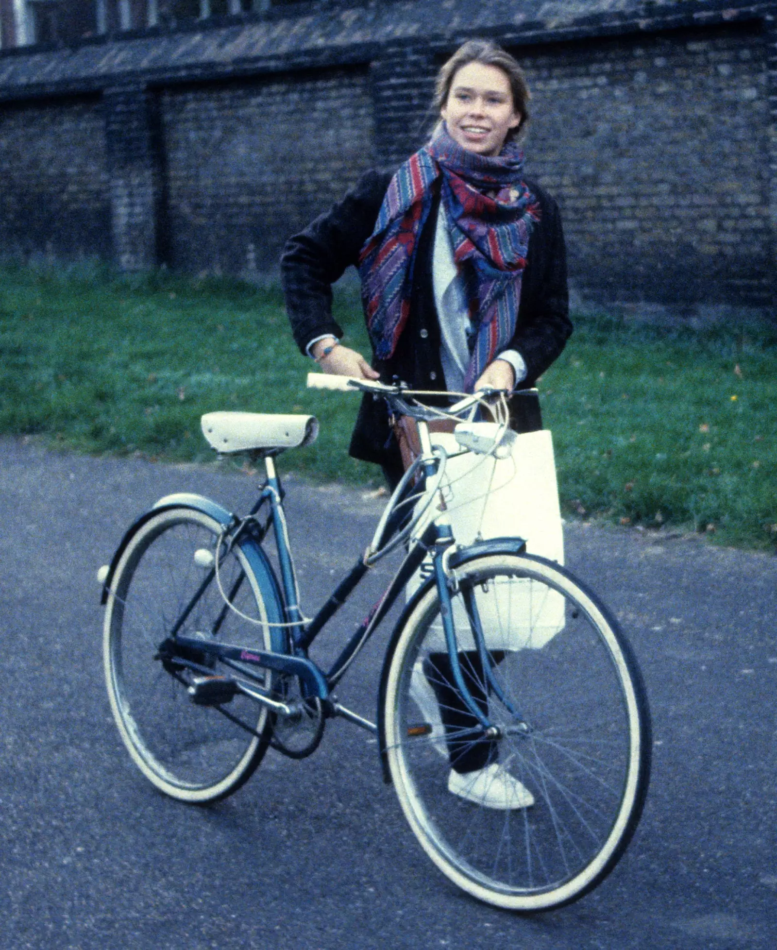 Sarah anapigwa picha katika bustani ya Kensington Palace mwaka wa 1985.