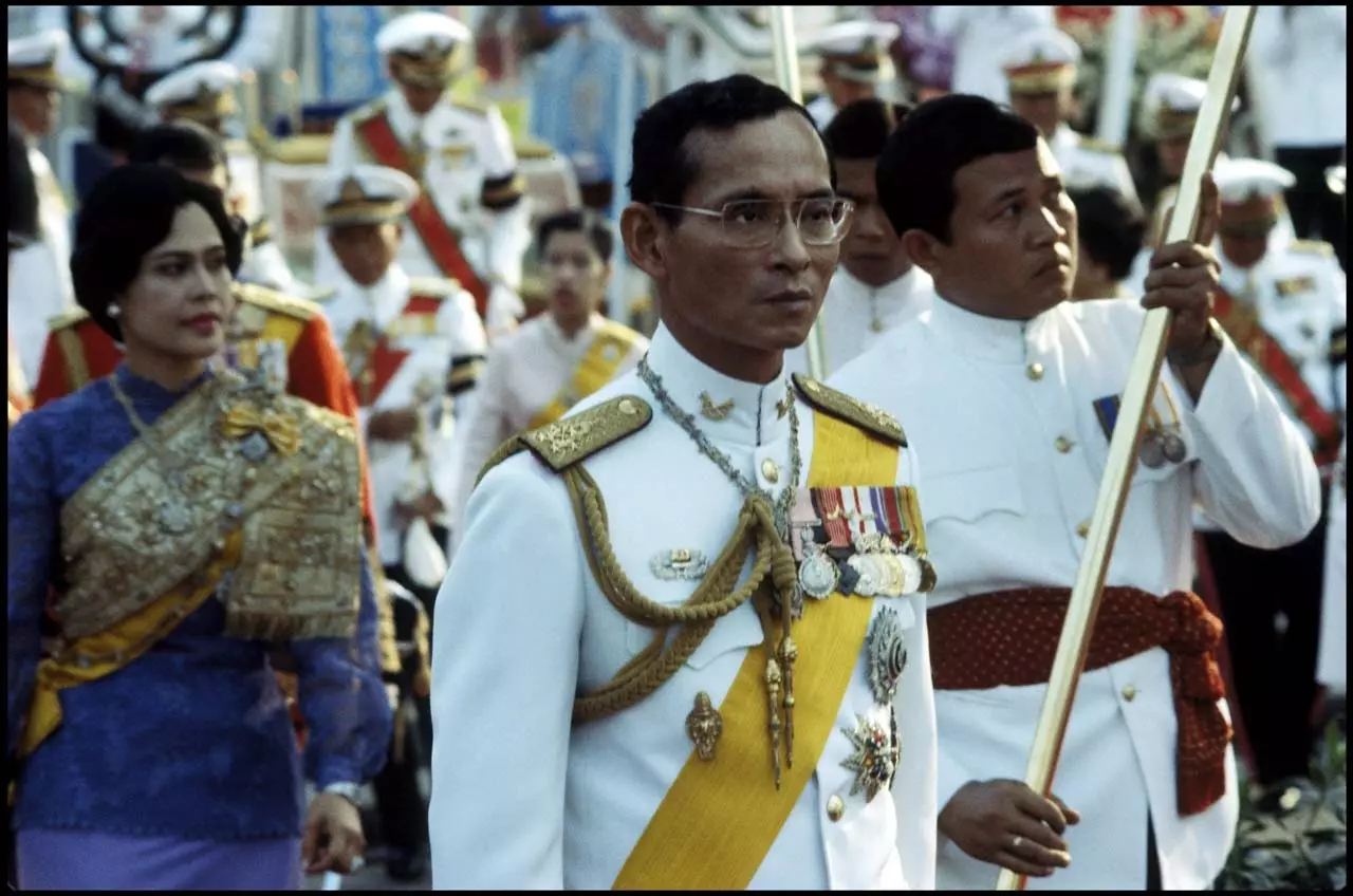 Billedet kan indeholde Bhumibol Adulyadej Menneskelig person Hjelm Tøj Beklædning Crowd Briller Tilbehør og tilbehør