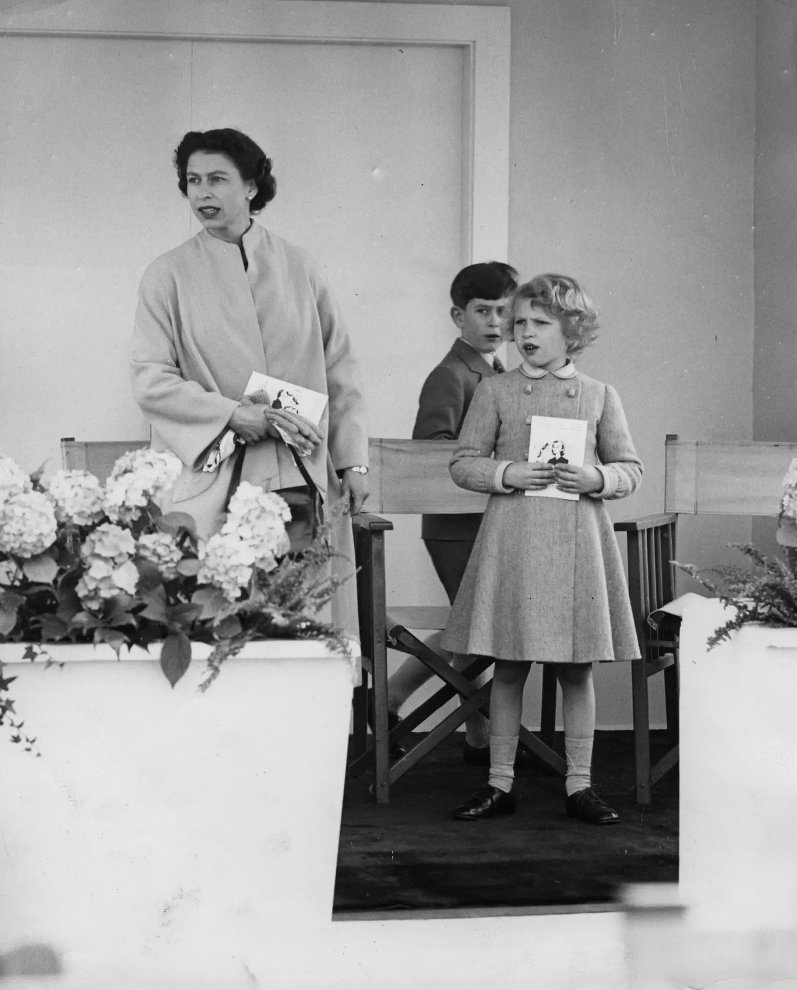 Ratu Elizabeth II karo Pangeran Charles lan Putri Anne ing taun 1957