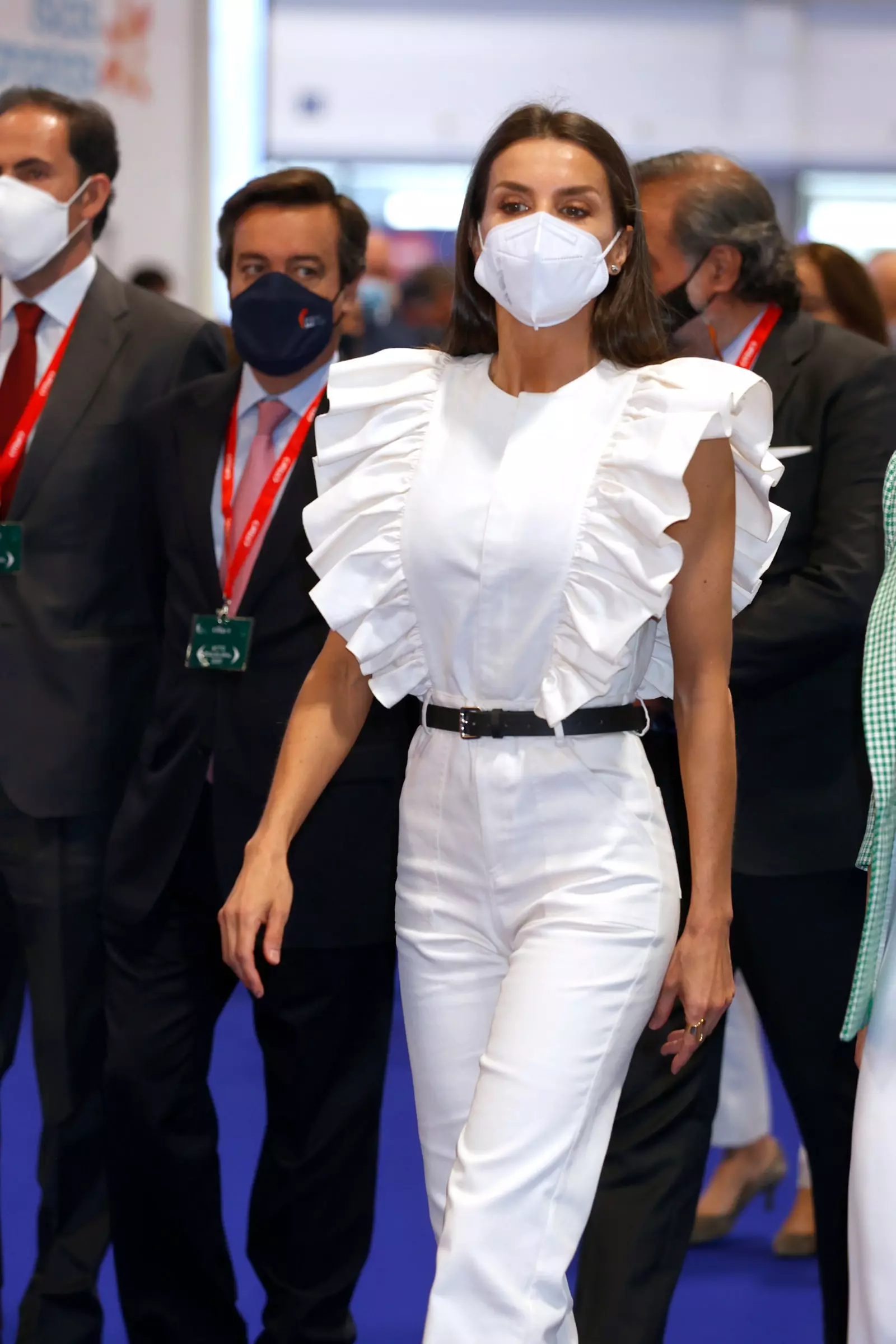 Letizia destaca o seu lado flamenco en Fitur cun impresionante mono con volantes de Ins Domecq