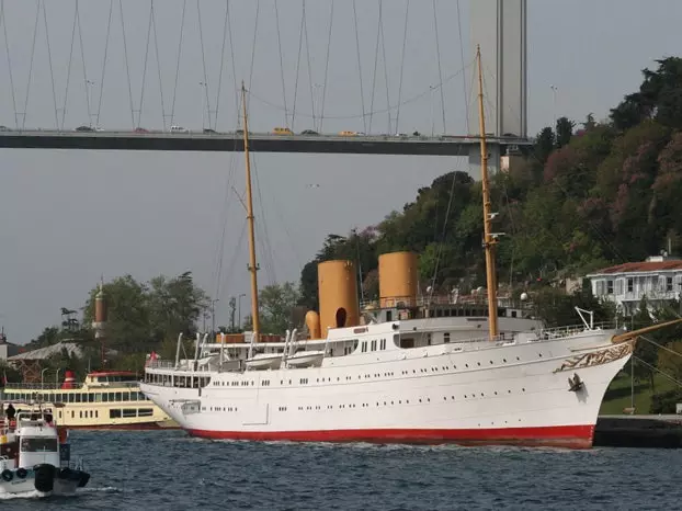 Ny yacht ao amin'ny ranomasina Bosphorus