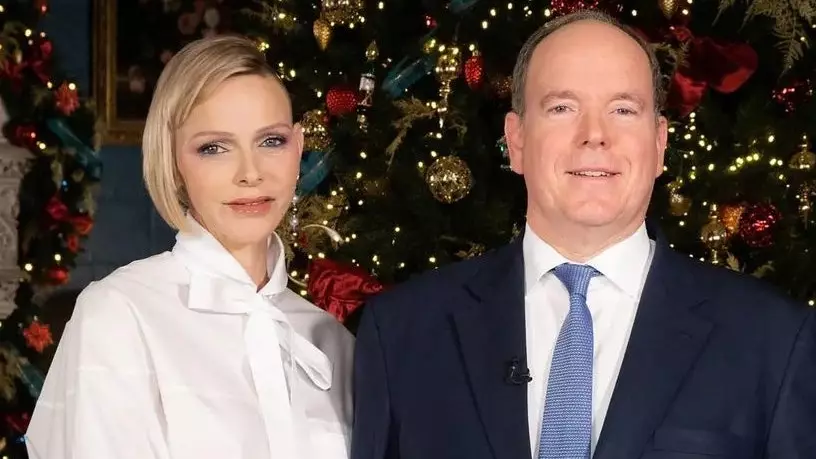 Charlène nan Monako rankontre Prince Albert ak pitit yo pou Nwèl