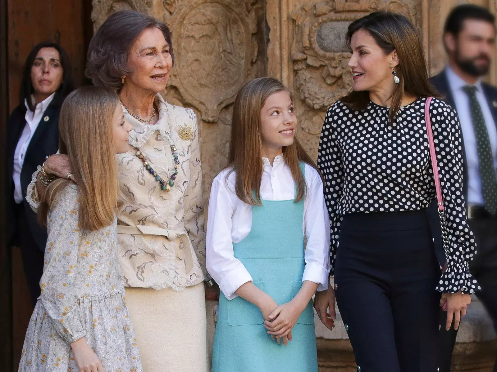 Prinses Leonor en Infanta Sofia met koningin Sofia en koningin Letizia bij de uitgang van de paasmis.