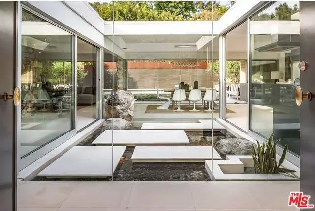 Die indrukwekkende huis wat Jamie Dornan in Los Angeles te koop gestel het
