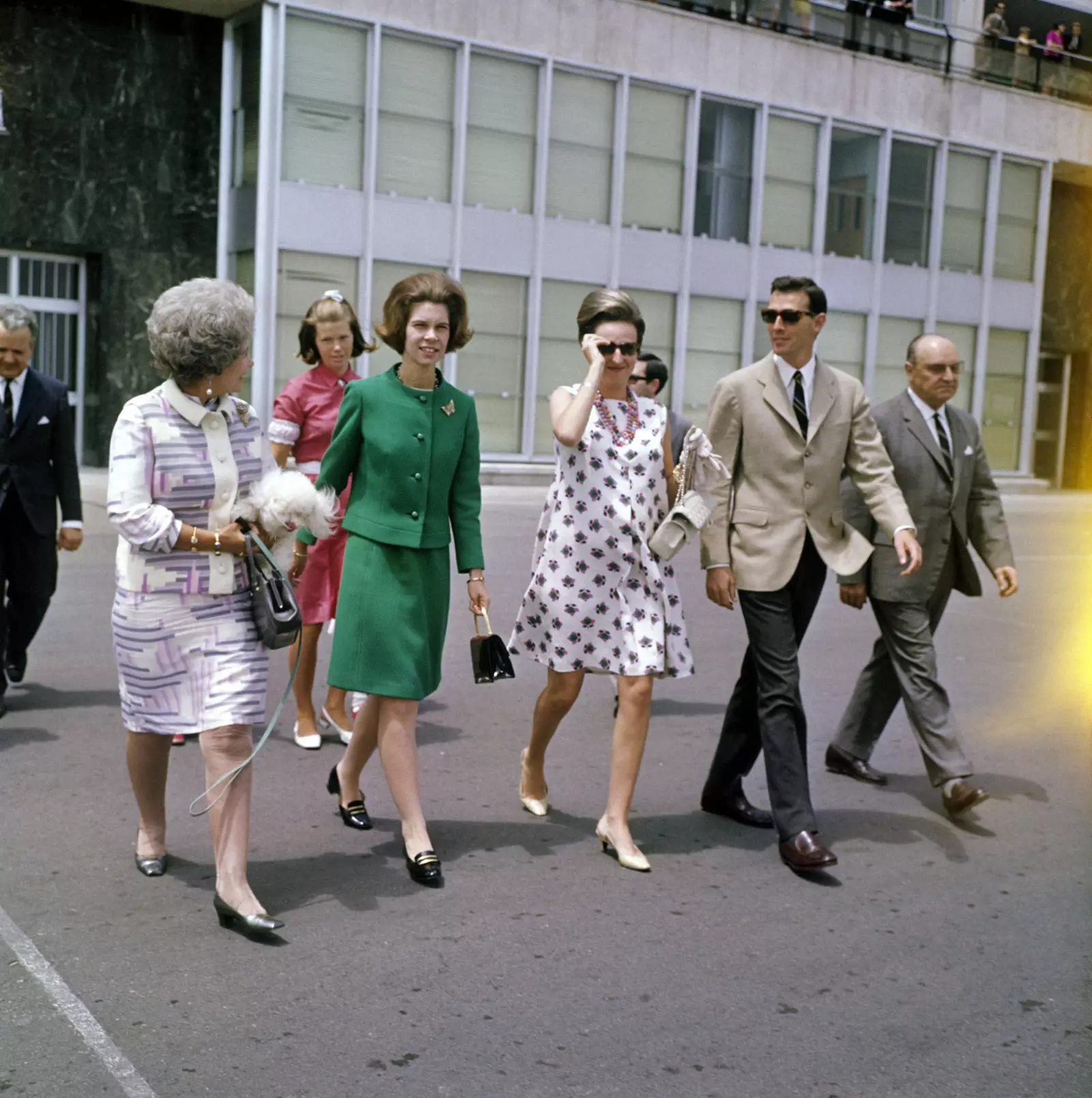 Prinses Irene van Griekeland Pilar de Borbón en Luis Gómez Acebo in Barajas om afskeid te neem van koningin Federica van Griekeland vanaf...