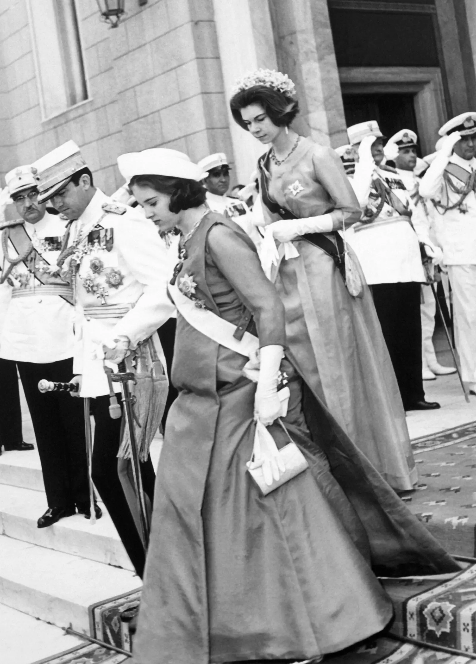 Irene od Grčke iza Konstantina i Ane Marije od Grčke na vjenčanju njezine sestre Sofije u Ateni 1962.