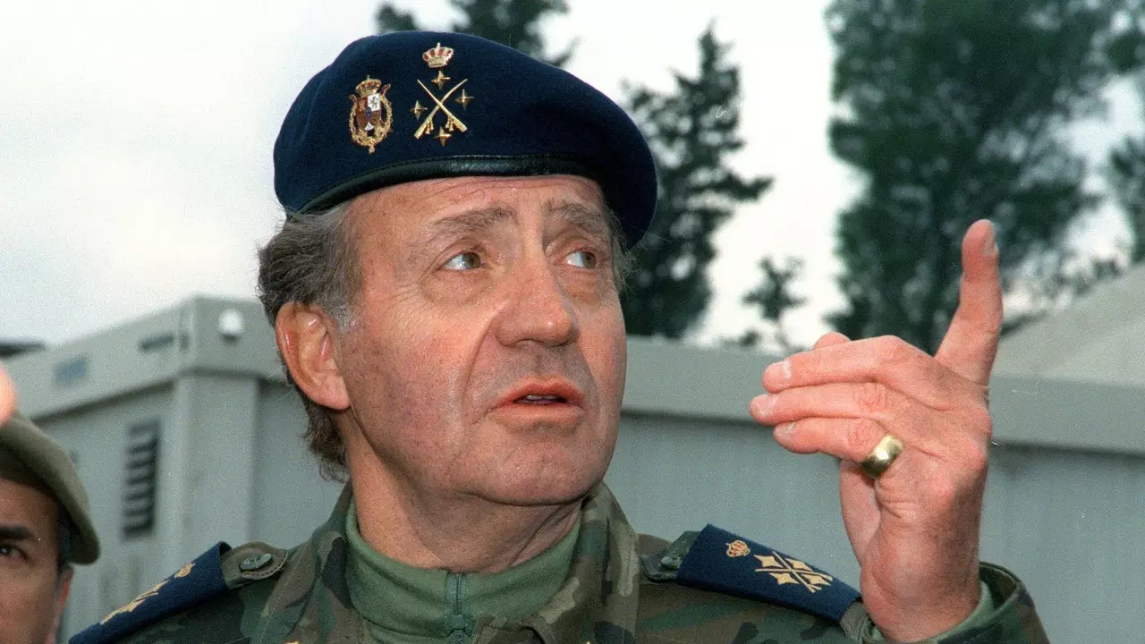 Da kong Juan Carlos fejrede sin fødselsdag uden for Spanien i uniform og for en god sag