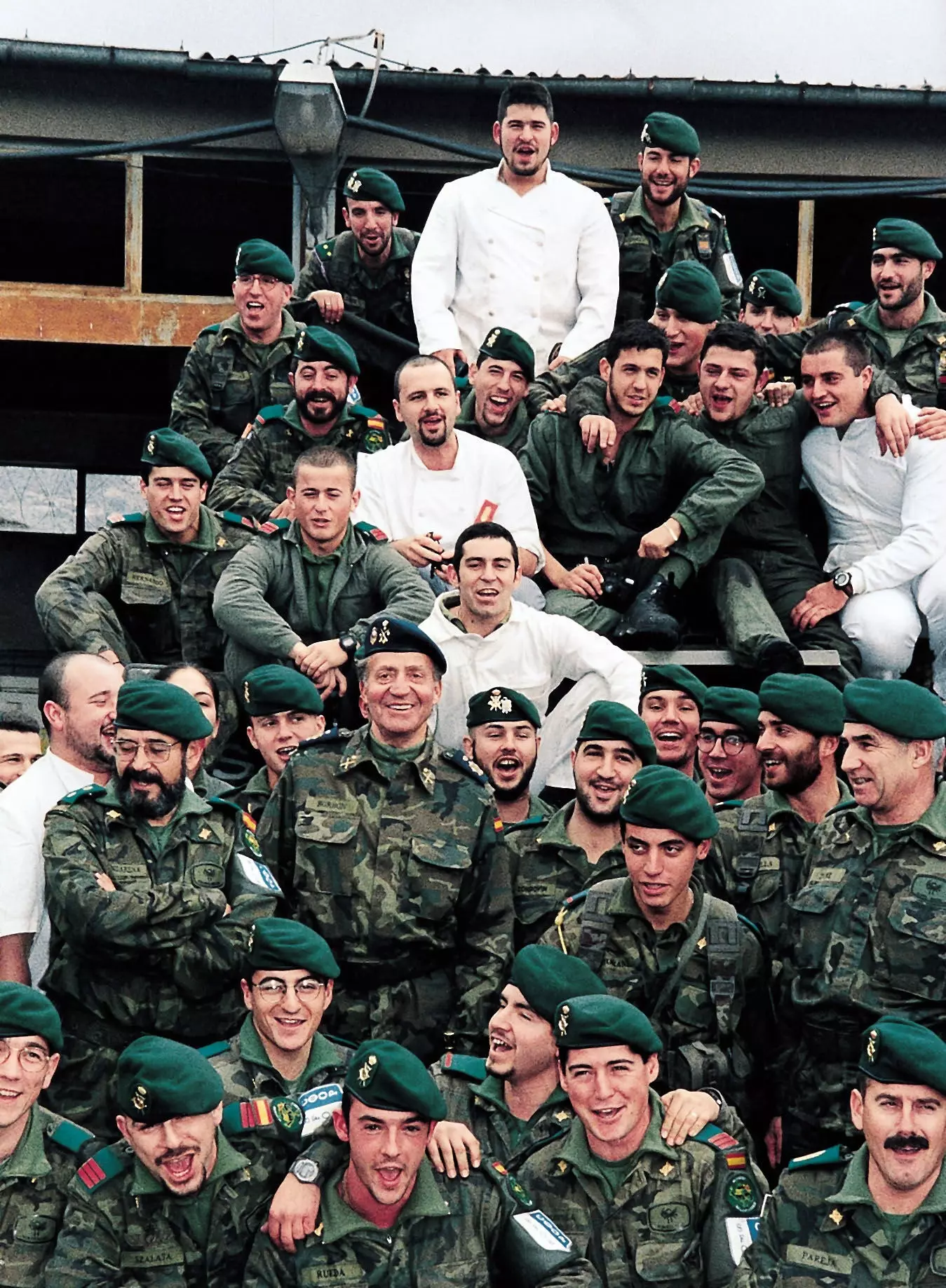 យោធាអេស្ប៉ាញនៅ Mostar ច្រៀង 'រីករាយថ្ងៃកំណើត' ដល់ស្តេច Juan Carlos នៅថ្ងៃទី 5 ខែមករា ឆ្នាំ 1998 ។