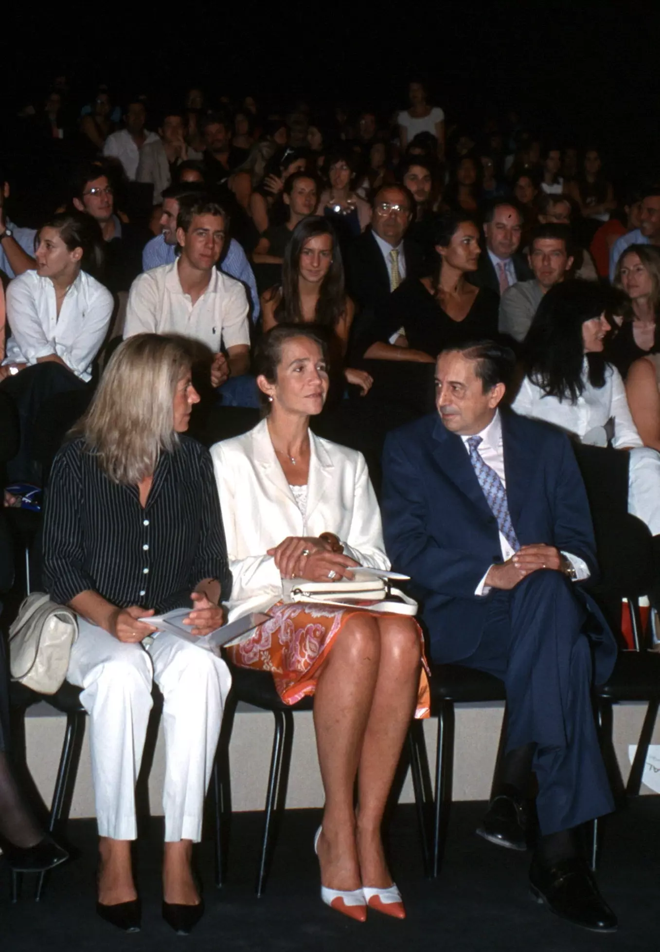 Ang Infanta Elena de Borbón uban sa Presidente sa IFEMA Fermín Lucas atol sa Pasarela Cibeles niadtong Septiyembre 5, 2001.