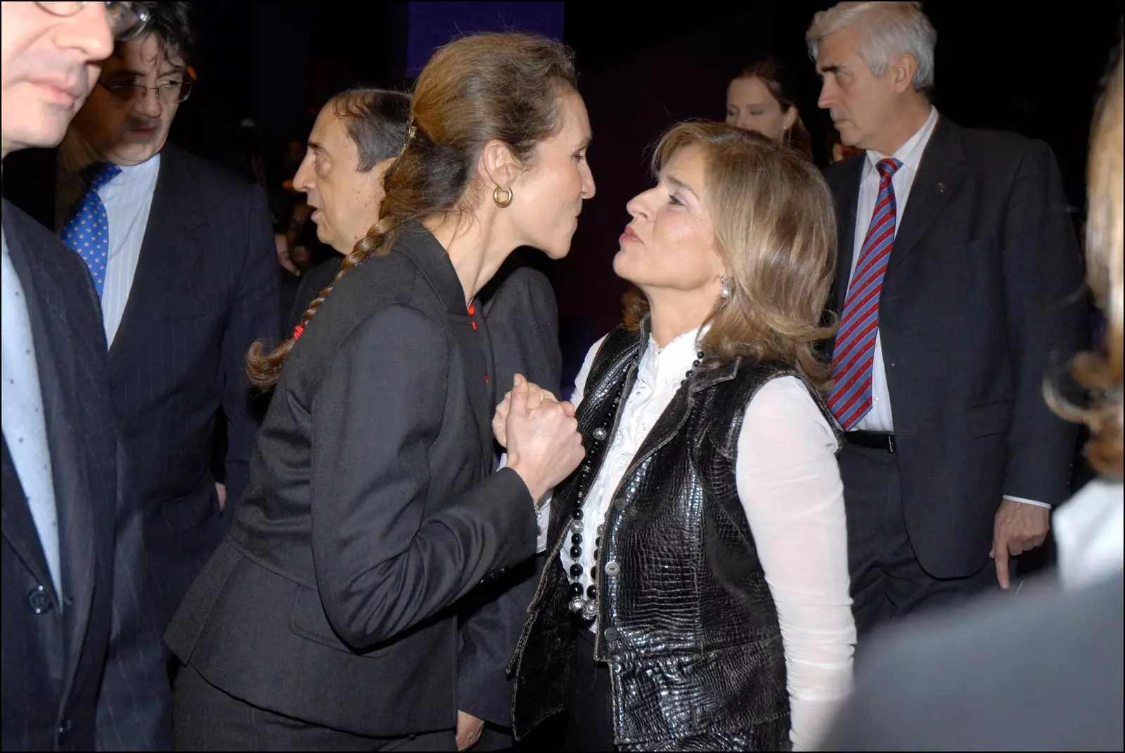 Infanta Elena de Borbón اور Ana Botella 11 فروری 2007 کو Cibeles Catwalk کے دوران ایک دوسرے کو سلام کرتے ہوئے